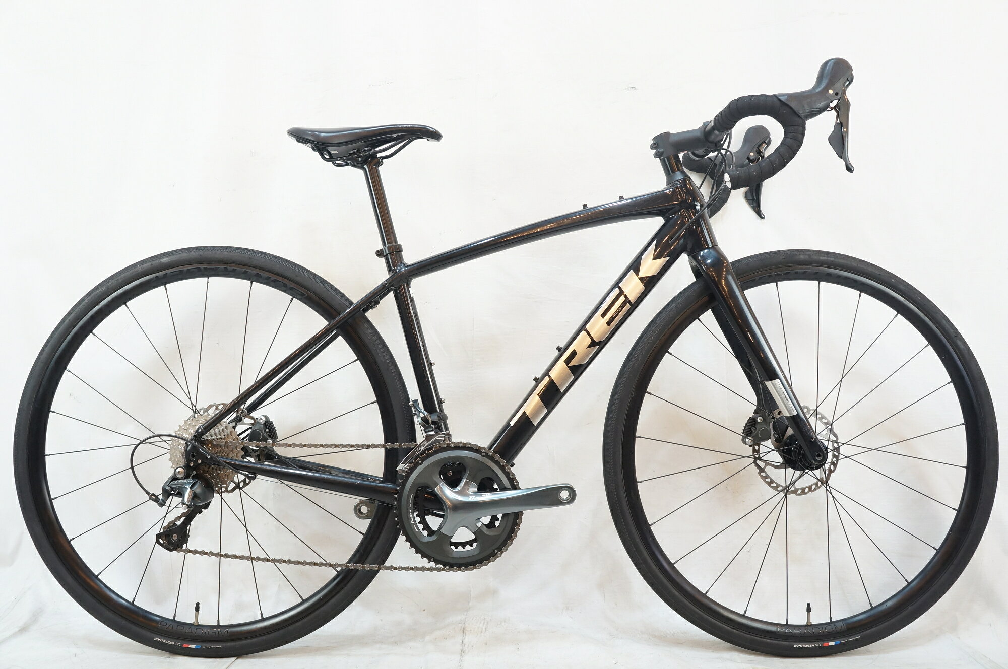 ■商品情報 メーカーサイズ:49 シートチューブ(C-T): 440mm トップチューブ(C-C):516mm(ホリゾンタル換算) 適応身長:156-165cm(目安) 重量:約10.3kg フレーム材質:アルミ フロントフォーク:カーボン...
