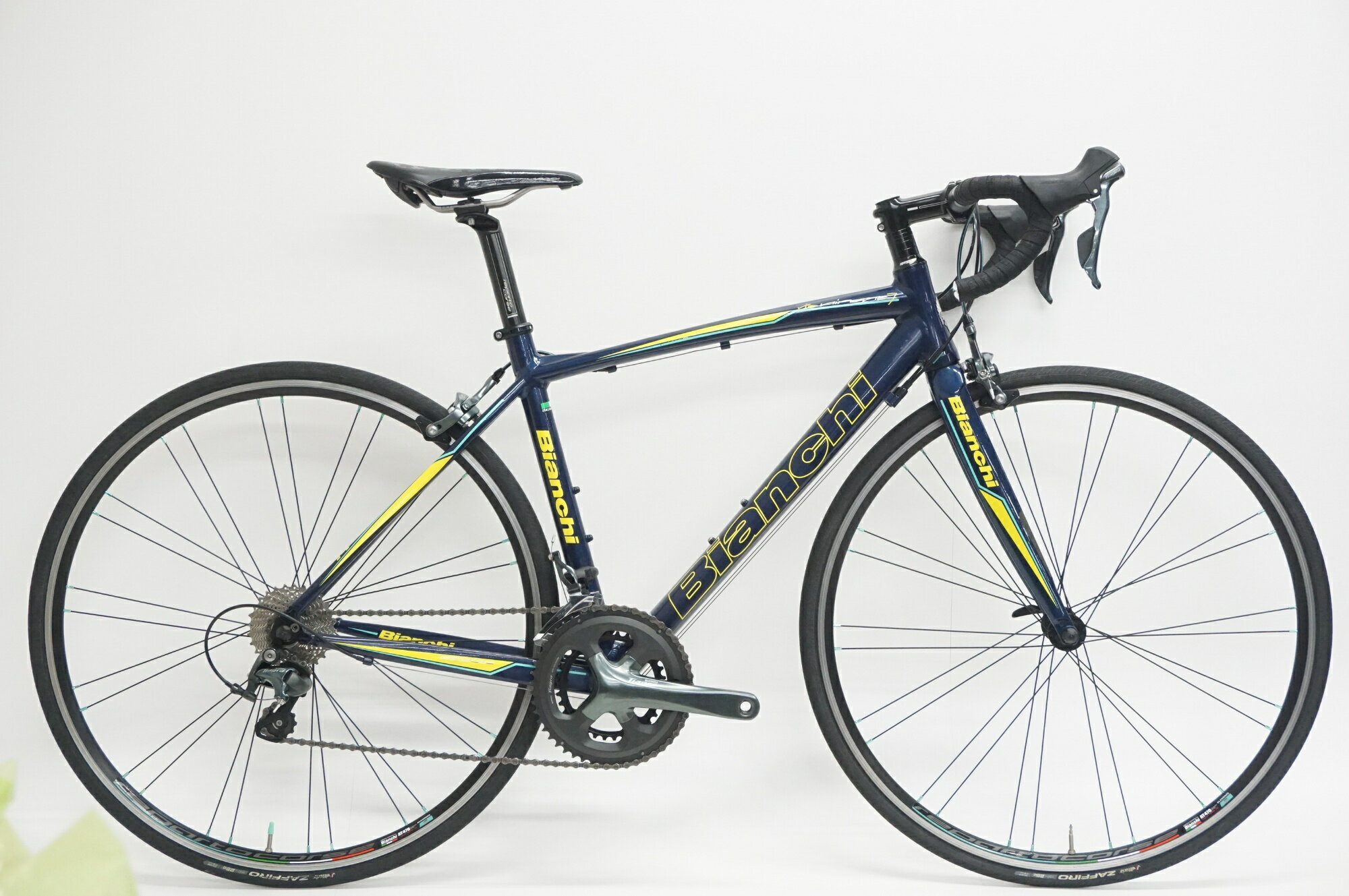 ■商品情報サイズ：50トップチューブ(C-C)：約520mm（ホリゾンタル換算）シートチューブ(C-T)：約470mm（実測値）適応身長：160-170cm(目安)重量：約9.4kgフレーム：アルミフォーク：アルミ+カーボンレバー：SHIM...