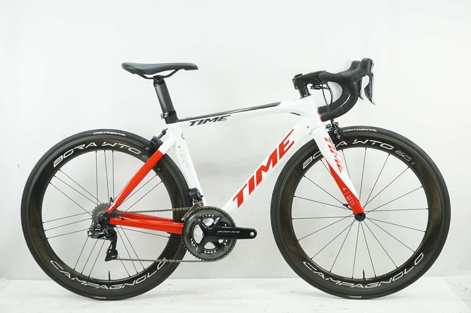 ■商品情報 メーカーサイズ：XXS シートチューブ(C-T)：490mm(実測値) トップチューブ(C-C)：515mm(ホリゾンタル換算) 適応身長：155-165cm(目安) 重量：約6.8kg フレーム材質：カーボン フロントフォーク...