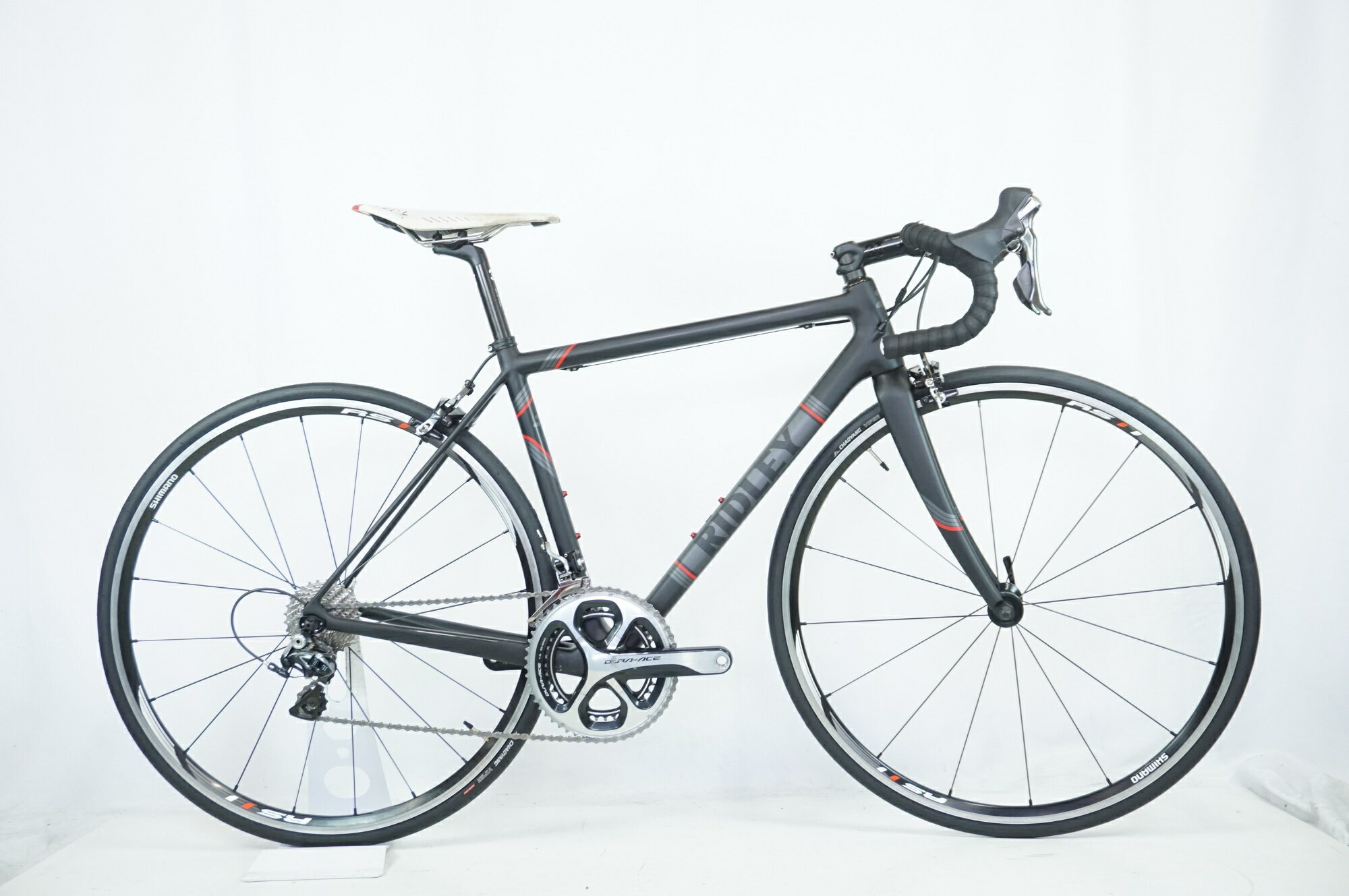 ■商品情報 メーカーサイズ:XS シートチューブ(C-T):480mm トップチューブ(C-C):525mm(ホリゾンタル換算) 適応身長:165-175cm(目安) 重量:約7.2kg フレーム材質:カーボン フロントフォーク:カーボン ...