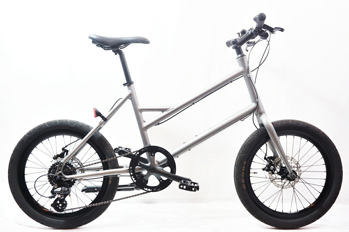 ■商品情報メーカーサイズ:400シートチューブ(C-T): 350mmトップチューブ(C-C):540mm(ホリゾンタル換算)適応身長:145-175cm(目安)重量:約11.5kgフレーム材質:アルミフロントフォーク:アルミシフトレバーS...