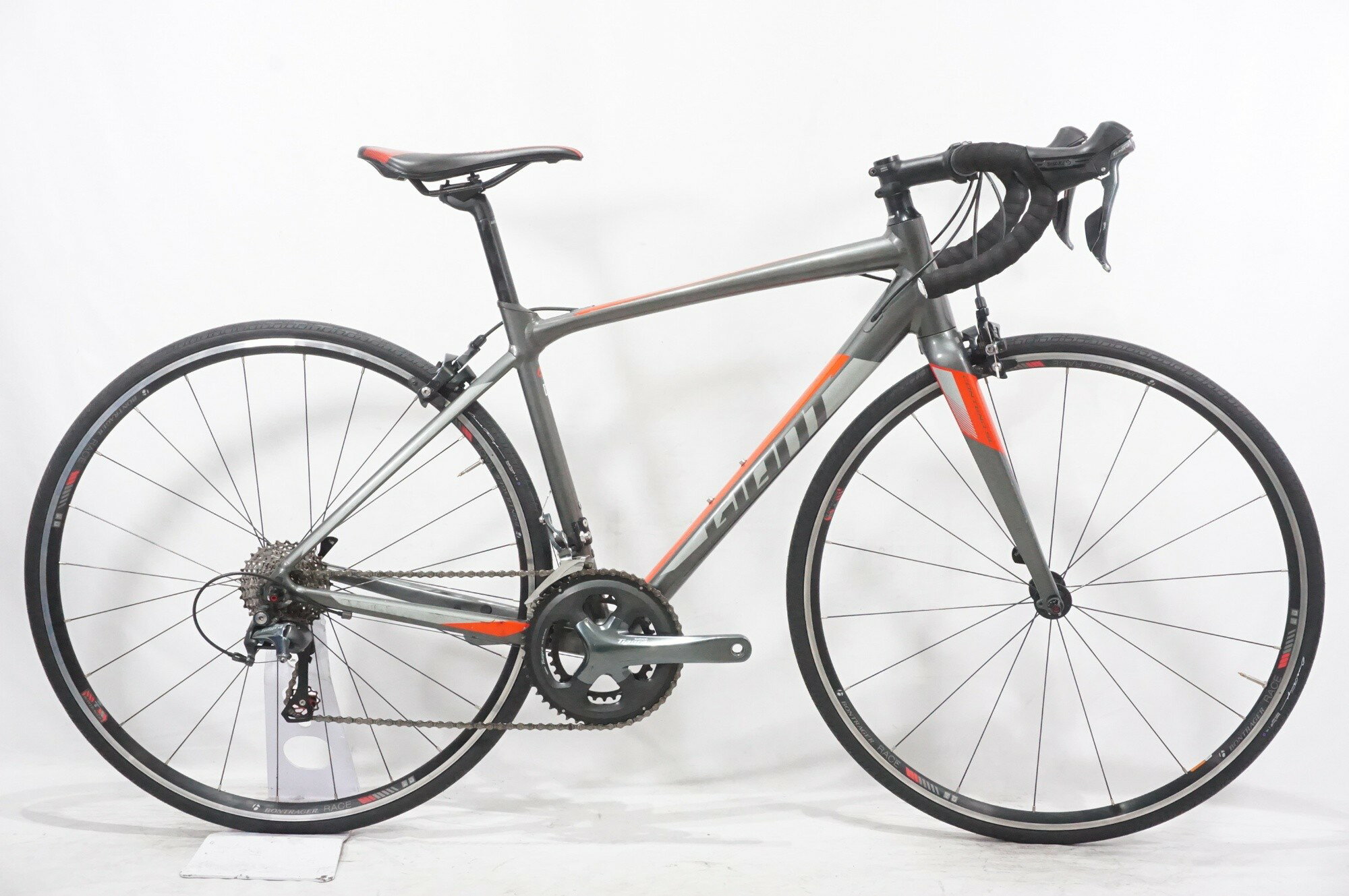 ■商品情報 サイズ: S(445) シートチューブ(C-T): 445mm トップチューブ(C-C): 530mm(水平換算) 適応身長: 約165-175cm(目安) 重量: 約8.3kg フレーム: アルミ フォーク: カーボン 変速:...