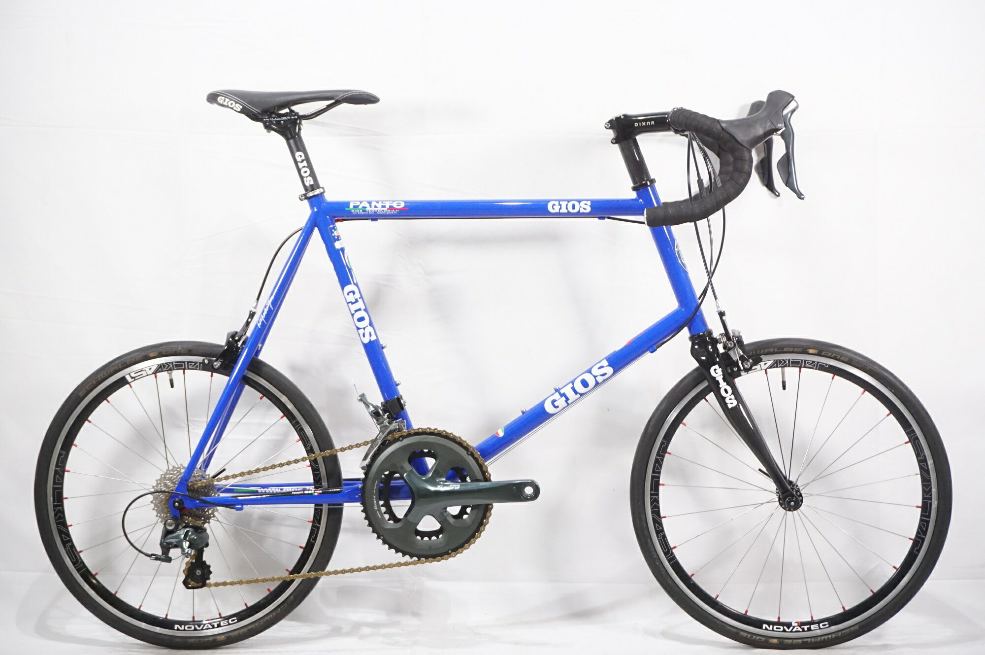 ■商品情報メーカーサイズ:510シートチューブ(C-T): 510mmトップチューブ(C-C):535mm(ホリゾンタル換算)適応身長:165-180cm(目安)重量:約9.8kgフレーム材質:クロモリフロントフォーク:カーボンレバー:SH...