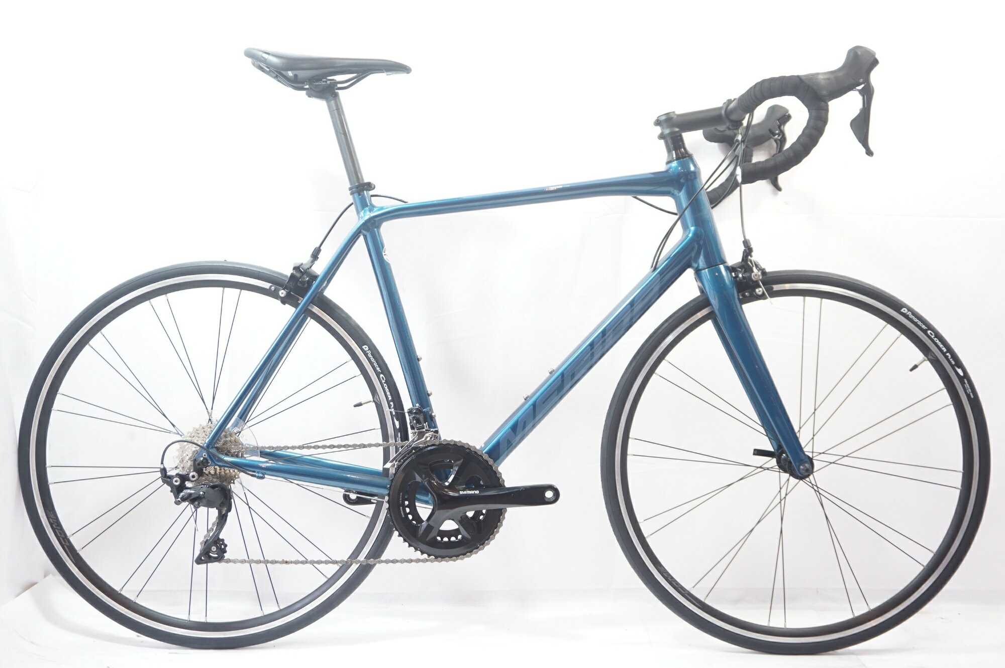 ■商品情報 メーカーサイズ:56 シートチューブ(C-T): 560mm トップチューブ(C-C):575mm(ホリゾンタル換算) 適応身長:180-190cm(目安) 重量:約9.5kg フレーム材質:アルミ フロントフォーク:カーボン ...