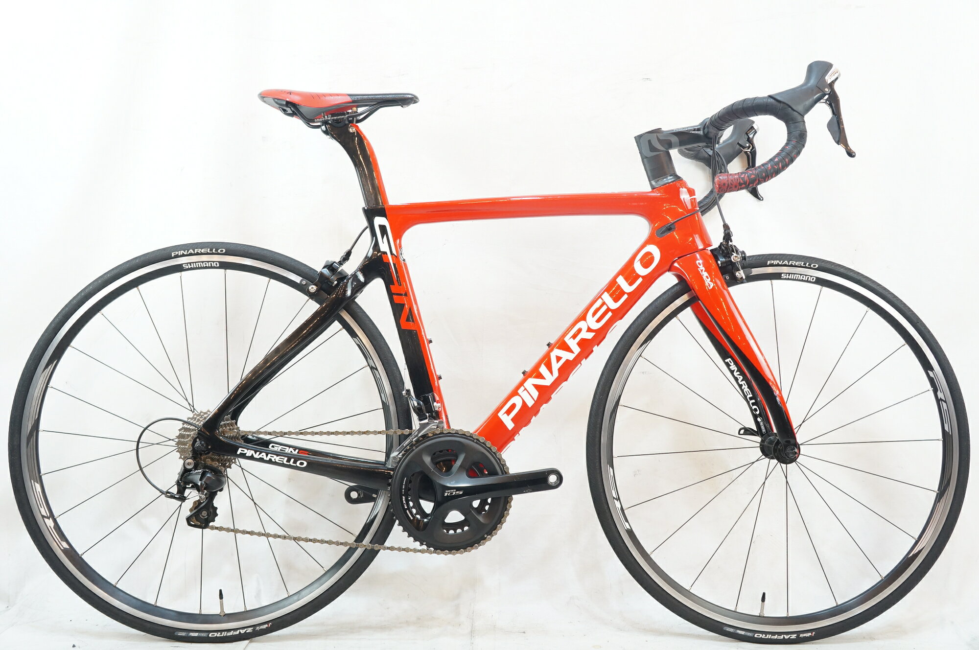 ■商品情報メーカーサイズ:500シートチューブ(C-T): 500mmトップチューブ(C-C):525mm(ホリゾンタル換算)適応身長:167-172cm(目安)重量:約8.8kgフレーム材質:カーボンフロントフォーク:カーボンメインコンポ...