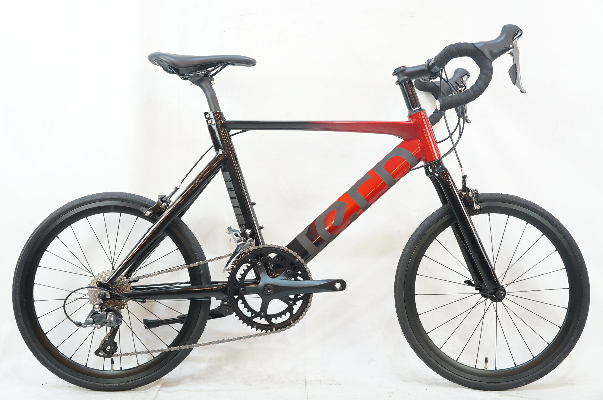 ■商品情報 メーカーサイズ:47 シートチューブ(C-T): 470mm トップチューブ(C-C):530mm(ホリゾンタル換算) 適応身長:160-170cm(目安) 重量:約11.2kg フレーム材質:アルミ フロントフォーク:アルミ ...
