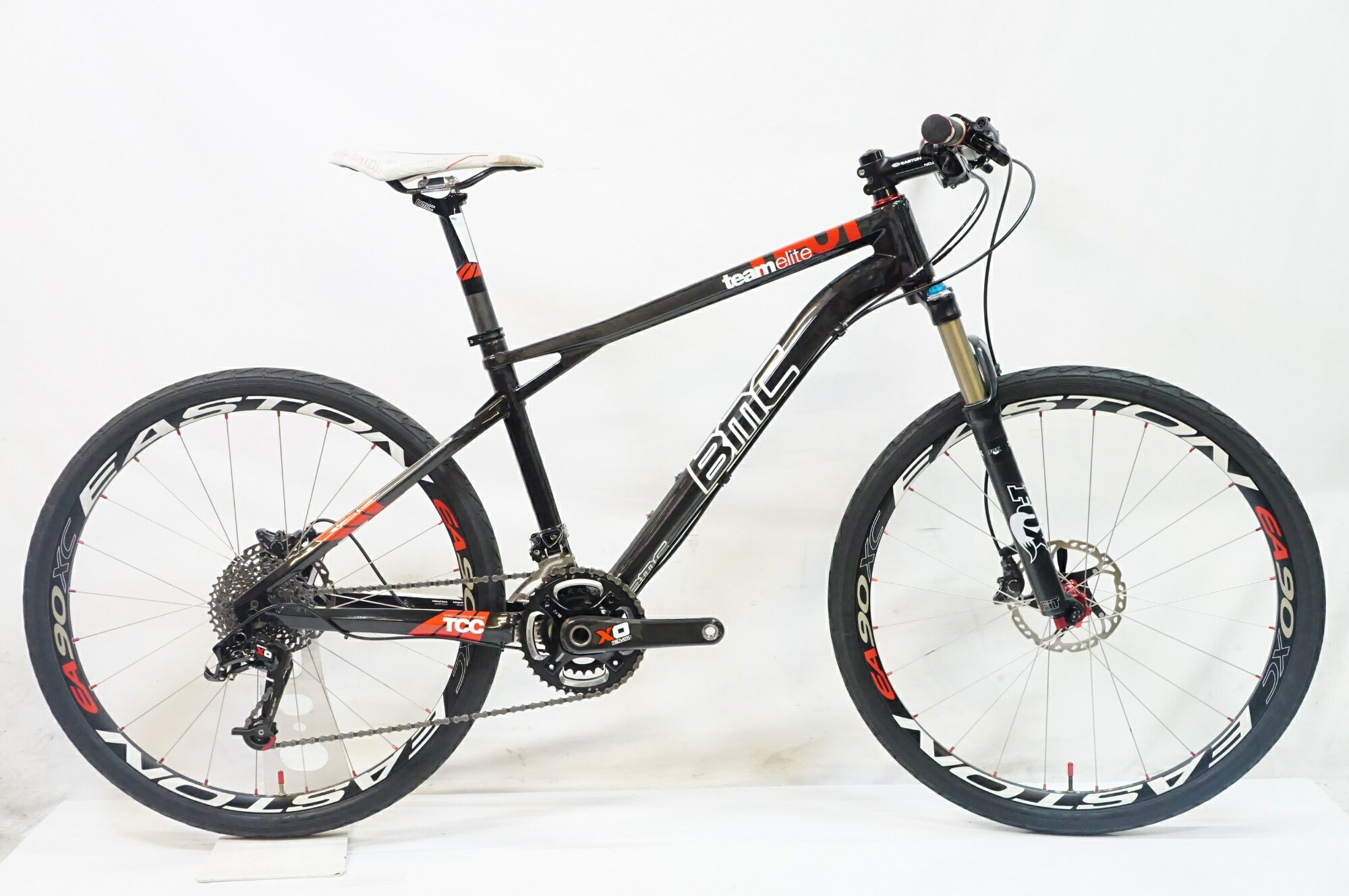 ■商品情報 サイズ: S シートチューブ(C-T): 415mm トップチューブ(C-C): 580mm(水平換算) 適応身長: 約165-175cm(目安) 重量: 約10.5kg フレーム: カーボン フォーク: サスペンション レバー...