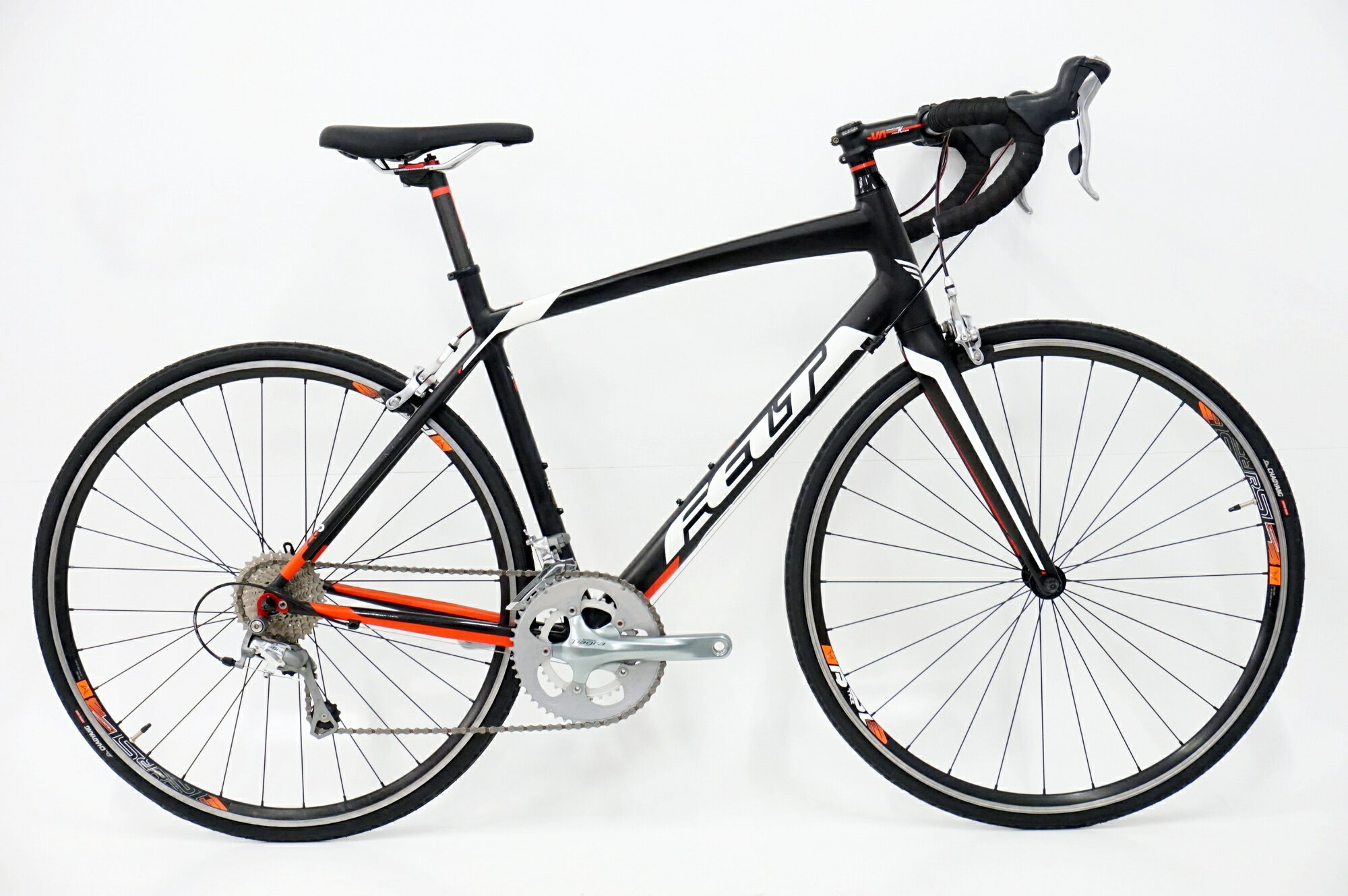 ■商品情報 メーカーサイズ:56 シートチューブ(C-T): 520mm トップチューブ(C-C):560mm(ホリゾンタル換算) 適応身長:170-185cm(目安) 重量:約9.7kg フレーム材質:アルミ フロントフォーク:カーボン ...