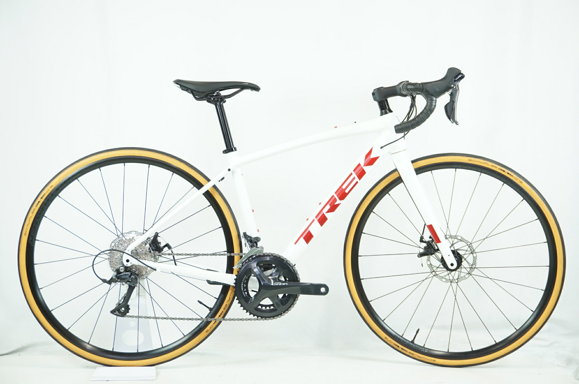 ■商品情報 メーカーサイズ:49 シートチューブ(C-T):440mm トップチューブ(C-C):516mm(ホリゾンタル換算) 適応身長:156-165cm(目安) 重量:約10kg フレーム材質:アルミ フロントフォーク:アルミ+カーボ...