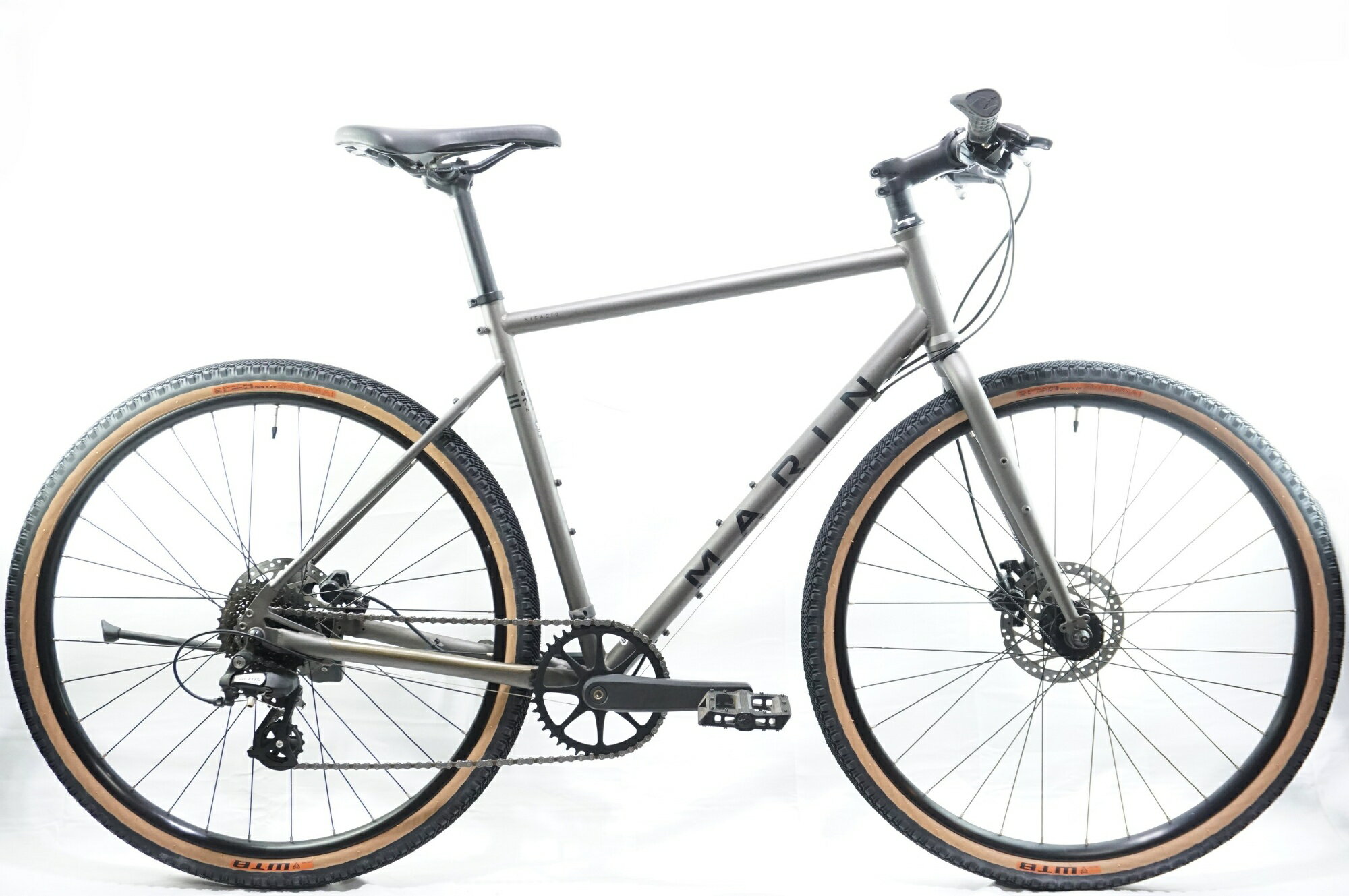 ■商品情報メーカーサイズ:54シートチューブ(C-T): 510mmトップチューブ(C-C):545mm(ホリゾンタル換算)適応身長:165-175cm(目安)重量:約13.6kgフレーム材質:クロモリフロントフォーク:クロモリレバー:SH...