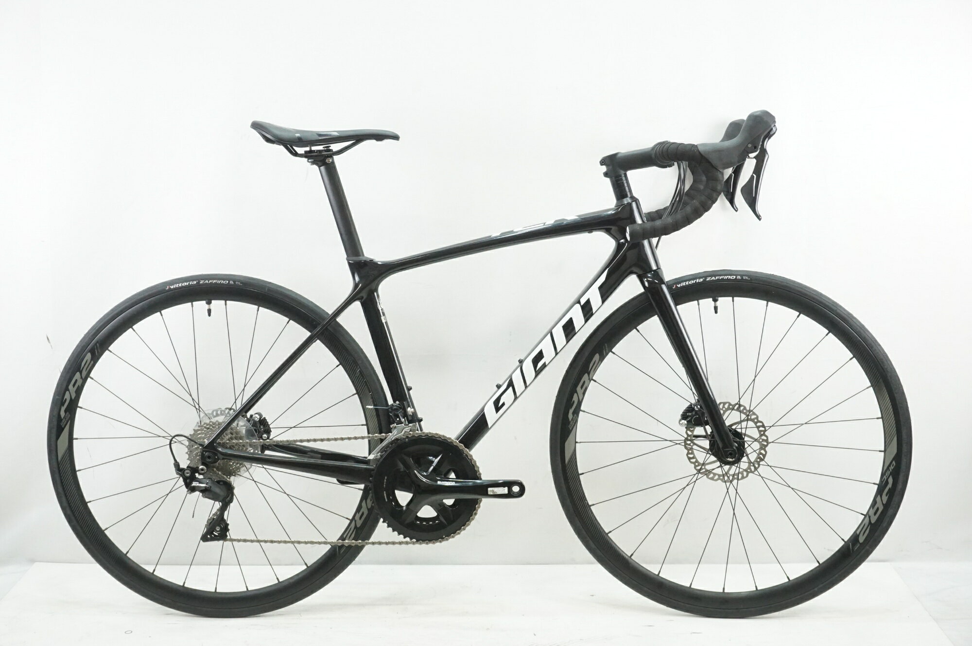 ■商品情報 メーカーサイズ:S シートチューブ(C-T): 460mm トップチューブ(C-C):535mm(ホリゾンタル換算) 適応身長:165-175cm(目安) 重量:約10kg フレーム材質:カーボン フロントフォーク:カーボン メ...