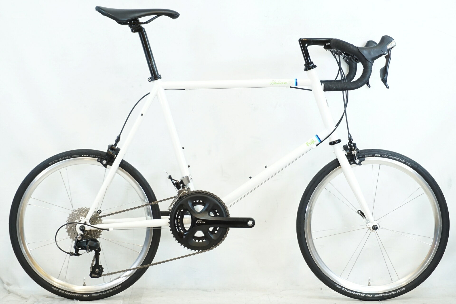 ■商品情報 メーカーサイズ:50 シートチューブ(C-T): 500mm トップチューブ(C-C):515.8mm(ホリゾンタル換算) 適応身長:162-175cm(目安) 重量:約10.13kg フレーム材質:クロモリ フロントフォーク:...