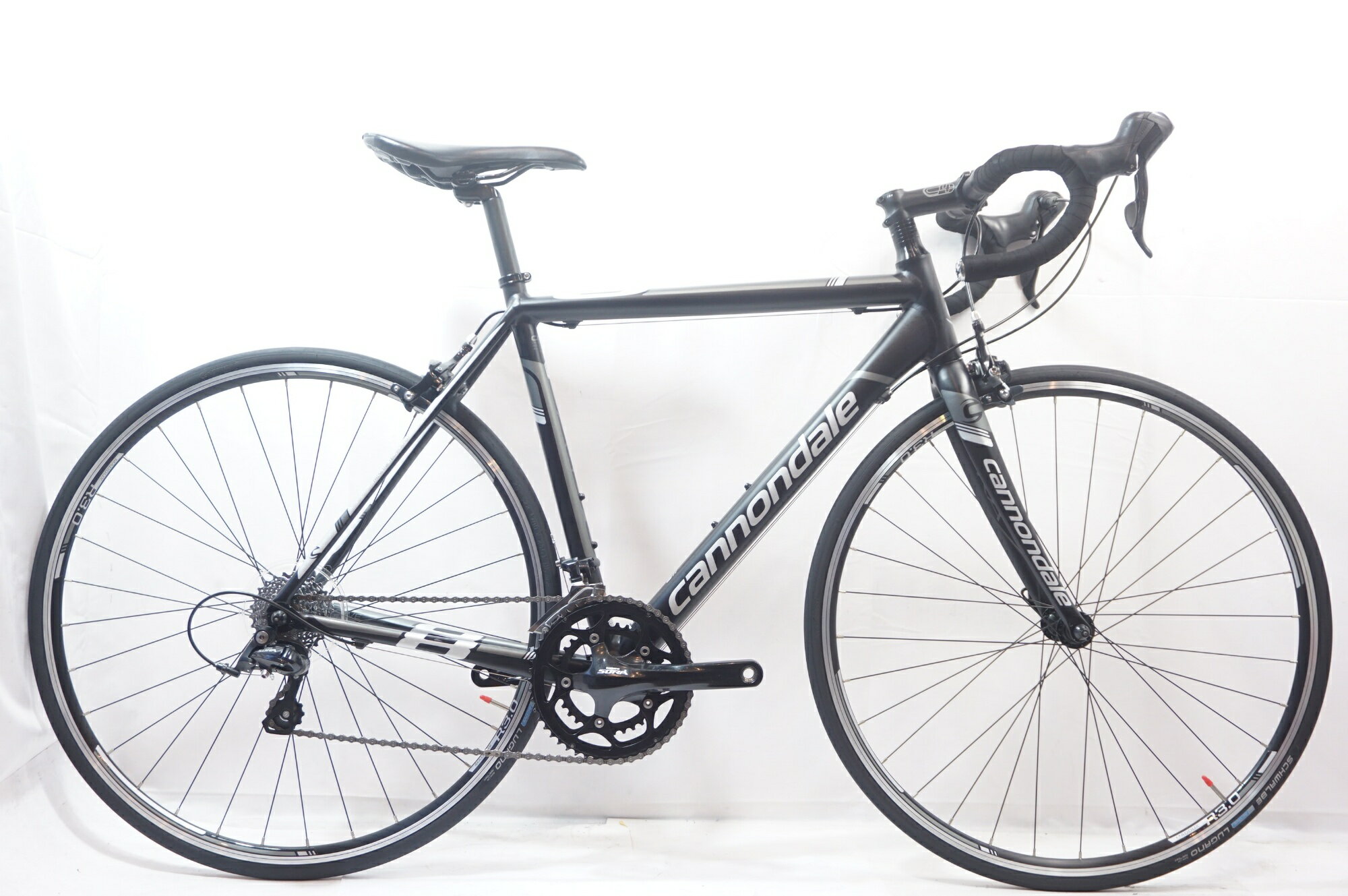 ■商品情報 メーカーサイズ:51 シートチューブ(C-T): 510 トップチューブ(C-C):528mm(ホリゾンタル換算) 適応身長:168-175cm(目安) 重量:約kg フレーム材質:アルミ フロントフォーク:カーボン シフトレバ...