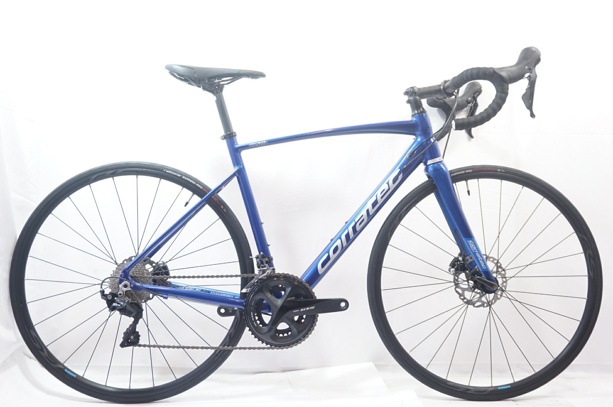 ■商品情報 メーカーサイズ:51 シートチューブ(C-T): 510mm トップチューブ(C-C):552mm(ホリゾンタル換算) 適応身長:175-185cm(目安) 重量:約9.45kg フレーム材質:アルミ フロントフォーク:カーボン...