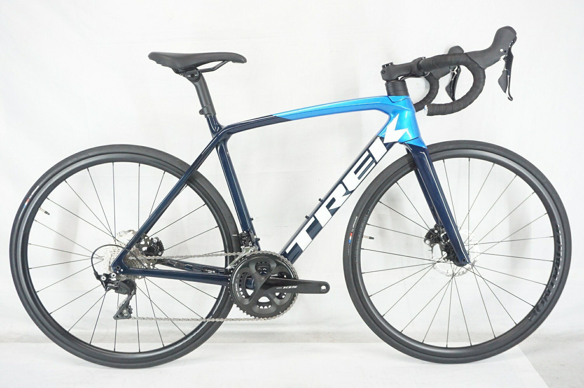 ■商品情報 メーカーサイズ：54シートチューブ(C-T):496mmトップチューブ(C-C):543mm(ホリゾンタル換算)適応身長:170-180cm(目安)フレーム材質：カーボンメインコンポ：SHIMANO 105 R7000クランク：...