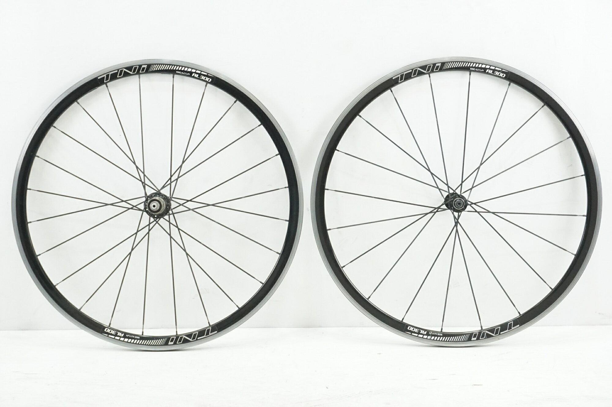 ■商品情報 サイズ：700C リム幅：14C リムタイプ：クリンチャー フリータイプ：SHIMANO 11S ブレーキタイプ：リムブレーキ 重量F：約704g（写真の状態での実測値） 重量R：約886g（写真の状態での実測値） エンド幅：F...