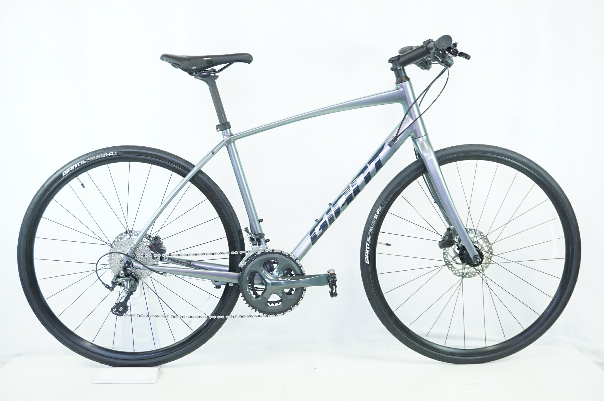 ■商品情報 メーカーサイズ:M シートチューブ(C-T):500mm トップチューブ(C-C):575mm(ホリゾンタル換算) 適応身長:170-185cm(目安) 重量:約10.6kg フレーム材質:アルミ フロントフォーク:カーボン シ...