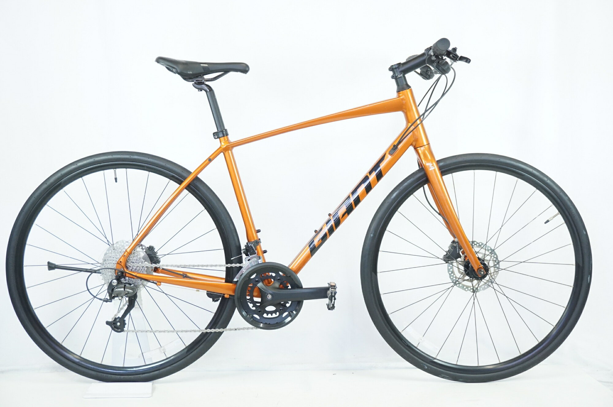 ■商品情報 メーカーサイズ:M シートチューブ(C-T):500mm トップチューブ(C-C):575mm(ホリゾンタル換算) 適応身長:170-185cm(目安) 重量:約11kg フレーム材質:アルミ フロントフォーク:カーボン シフタ...