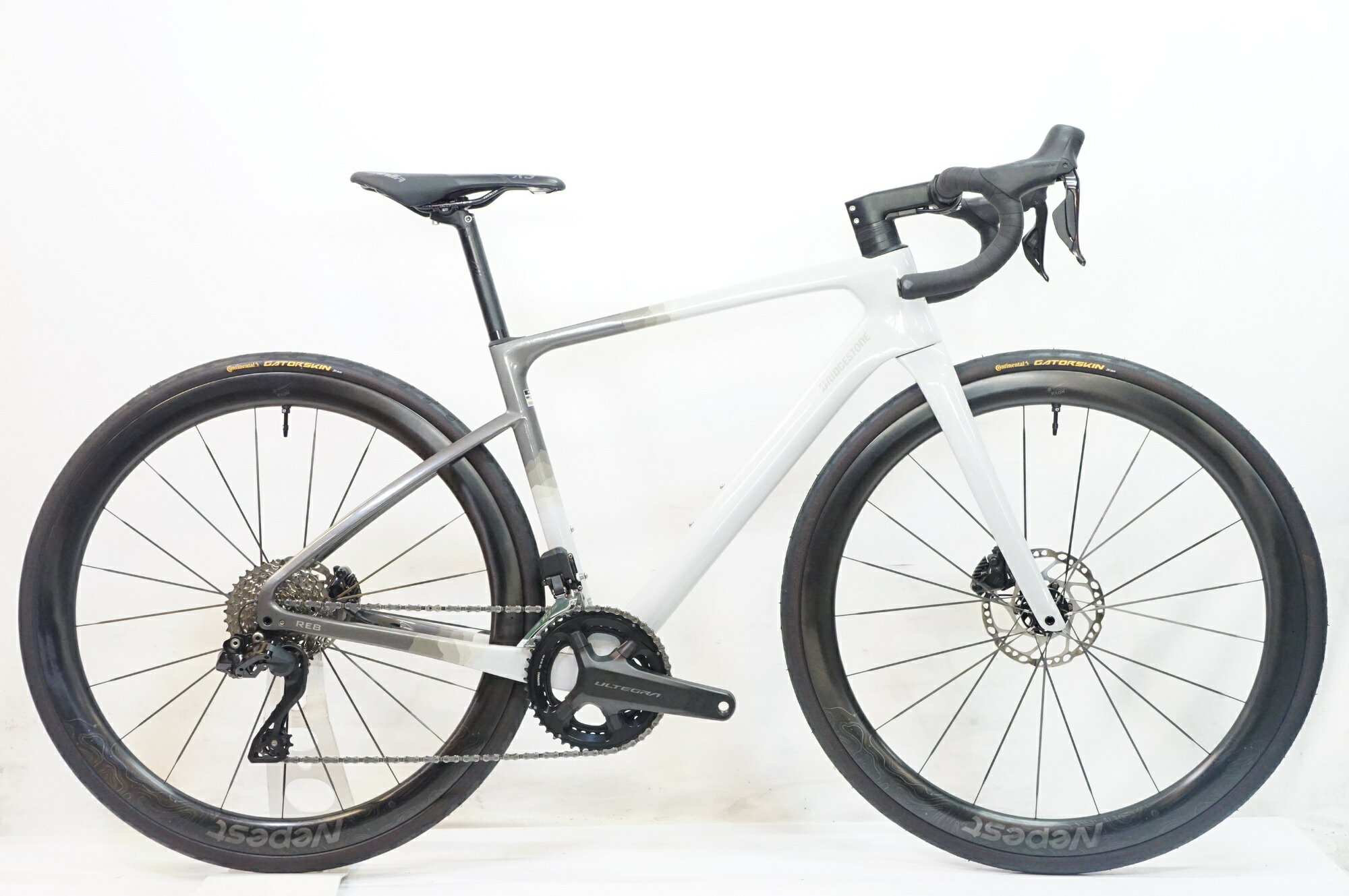 ■商品情報 サイズ: 45 シートチューブ(C-T): 453mm トップチューブ(C-C): 530mm(水平換算) 適応身長: 約163-176cm(目安) 重量: 約7.7kg フレーム/フォーク: カーボン メインコンポ: SHIM...