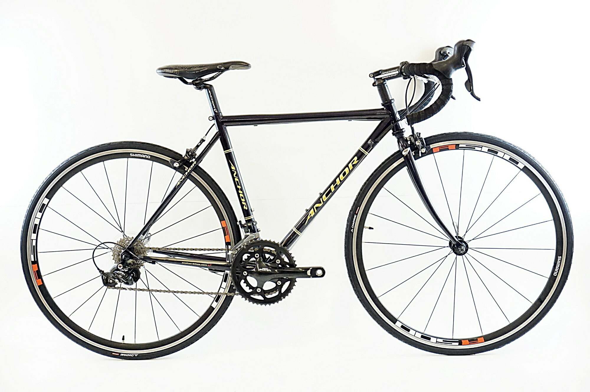 ■商品情報 メーカーサイズ:490 シートチューブ(C-T): 490mm トップチューブ(C-C):510mm(ホリゾンタル換算) 適応身長:158-164cm(目安) 重量:約10.15kg フレーム材質:クロモリ フロントフォーク:ク...
