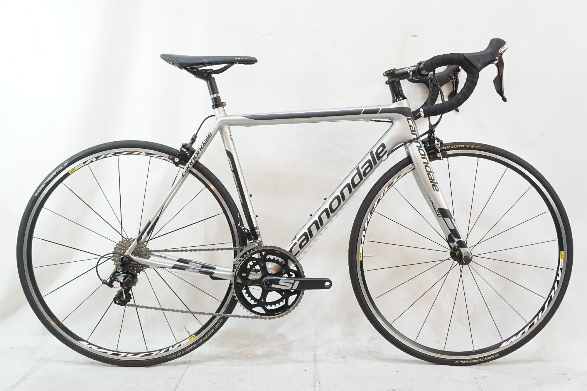 ■商品情報メーカーサイズ:52シートチューブ(C-T): 535mmトップチューブ(C-C):535mm(ホリゾンタル換算)適応身長:171-174cm(目安)重量:約7.8kgフレーム材質:カーボンフロントフォーク:カーボンメインコンポ:...