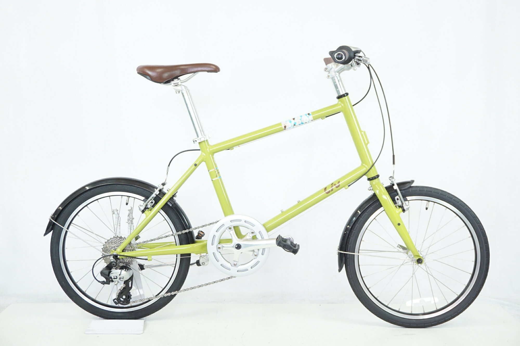メーカーサイズ:S 適応身長:150-170cm(目安) シートチューブ(C-T):380mm トップチューブ(C-C):520 mm(ホリゾンタル換算) フレーム材質アルミ フロントフォークアルミ シフター:SHIMANO SL-R545...
