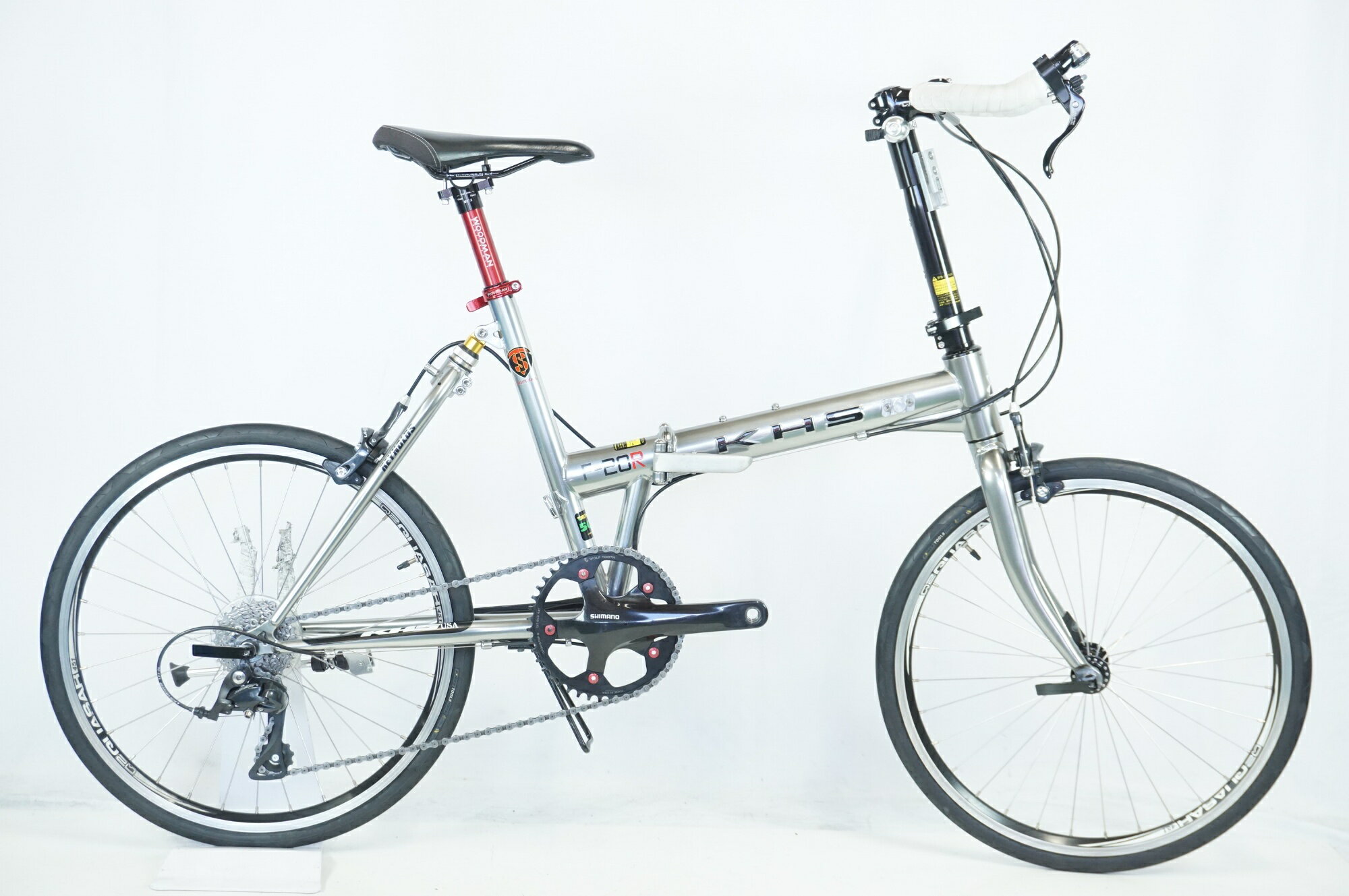■商品情報 メーカーサイズ:ワンサイズ 適応身長:160-180cm(目安) シートチューブ(C-T):420 mm トップチューブ(C-C):570 mm(ホリゾンタル換算) フレーム材質:クロモリ フロントフォーク:アルミ シフター:M...