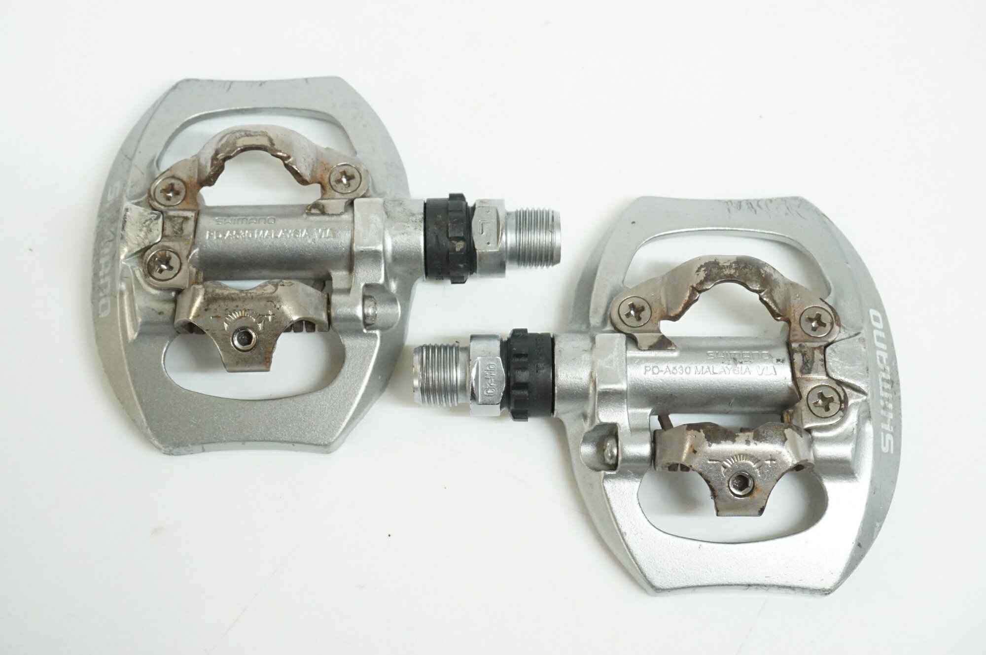 ■商品情報 重量：約377g SHIMANO SPD用 ■状態 キズやサビがございます。 両軸共に僅かにガタつきがございます。 写真はなるべく実際の色に近付けておりますが、閲覧する環境によって色が異なる場合がございます。 ■付属品 掲載して...