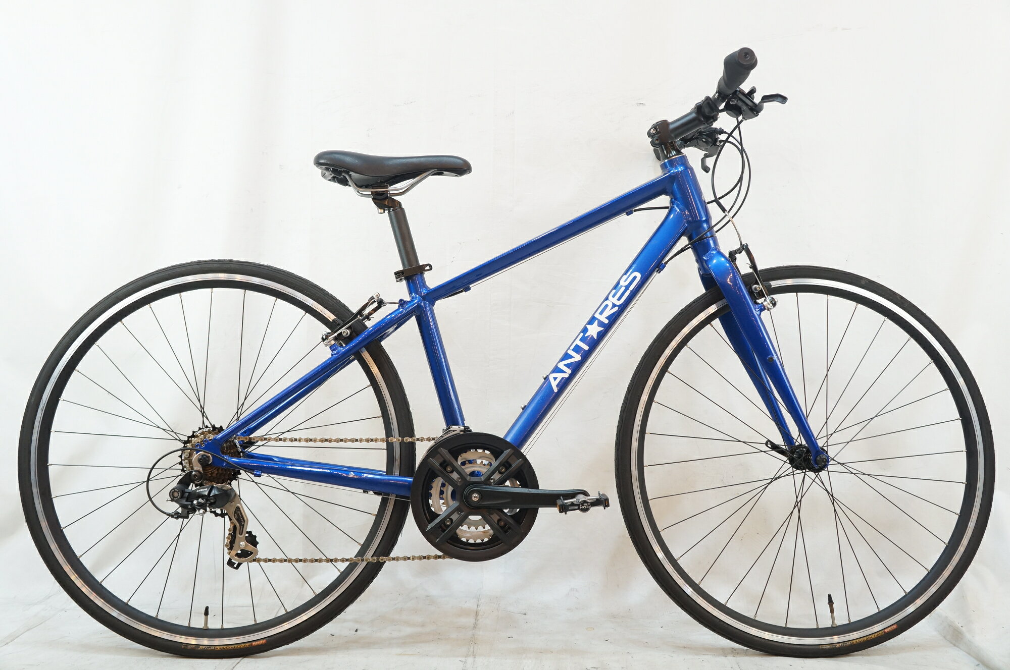 ■商品情報 メーカーサイズ:400 シートチューブ(C-T): 400mm トップチューブ(C-C):520mm(ホリゾンタル換算) 適応身長:155-170cm(目安) 重量:約11.3kg フレーム材質:アルミ フロントフォーク:アルミ...