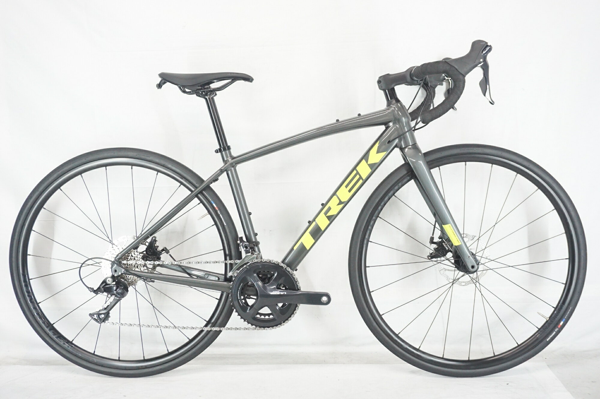 ■商品情報 メーカーサイズ：49シートチューブ(C-T):440mmトップチューブ(C-C):516mm(ホリゾンタル換算)適応身長:155-165cm(目安)重量：約10.1kgフレーム材質：アルミフロントフォーク：カーボンメインコンポ：...