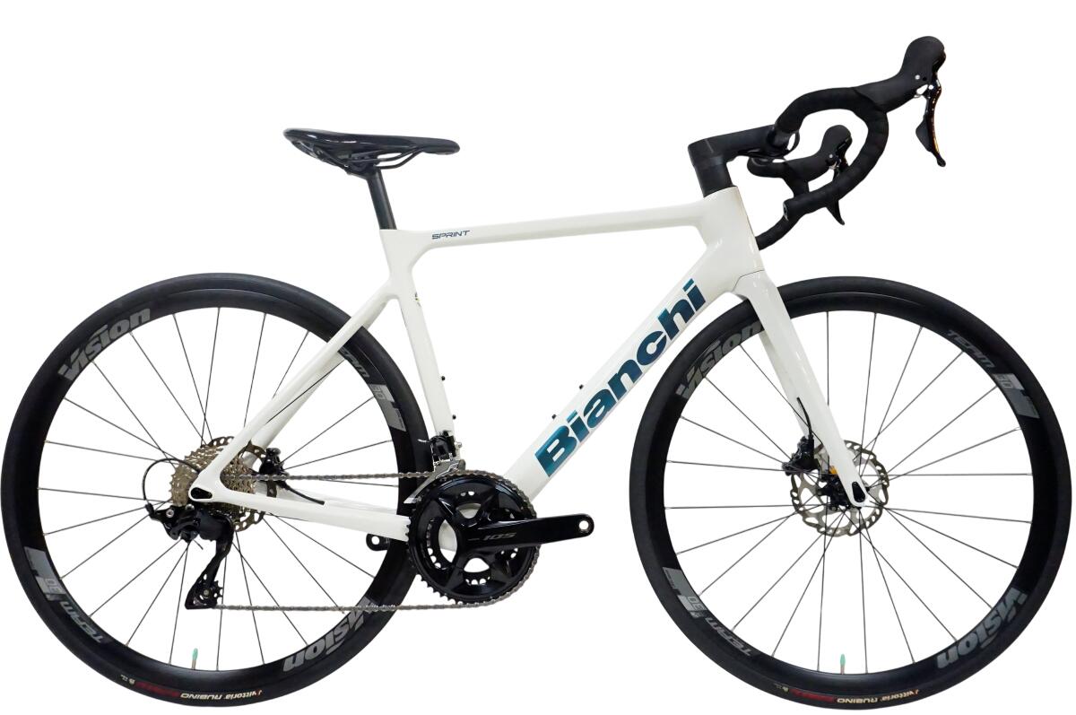 ■商品情報 メーカーサイズ：55 シートチューブ(C-T):500mm トップチューブ(C-C):550mm(ホリゾンタル換算) 適応身長:170-180cm(目安) 重量：約8.9kg フレーム材質：カーボン フロントフォーク：カーボン ...