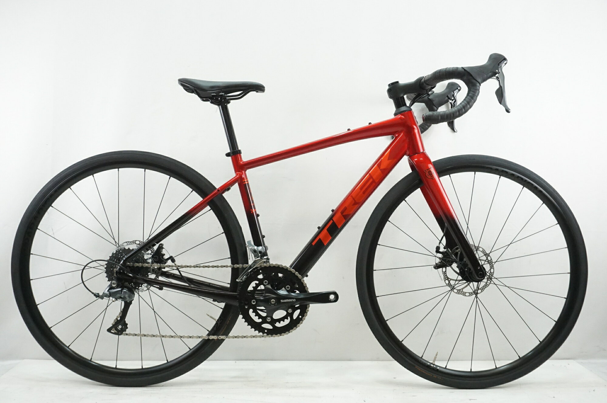 ■商品情報 メーカーサイズ：49 シートチューブ(C-T)：440mm トップチューブ(C-C)：516mm(ホリゾンタル換算) 適応身長：156-165cm(目安) 重量：約9.8kg フレーム材質：アルミ メインコンポ：SHIMANO ...