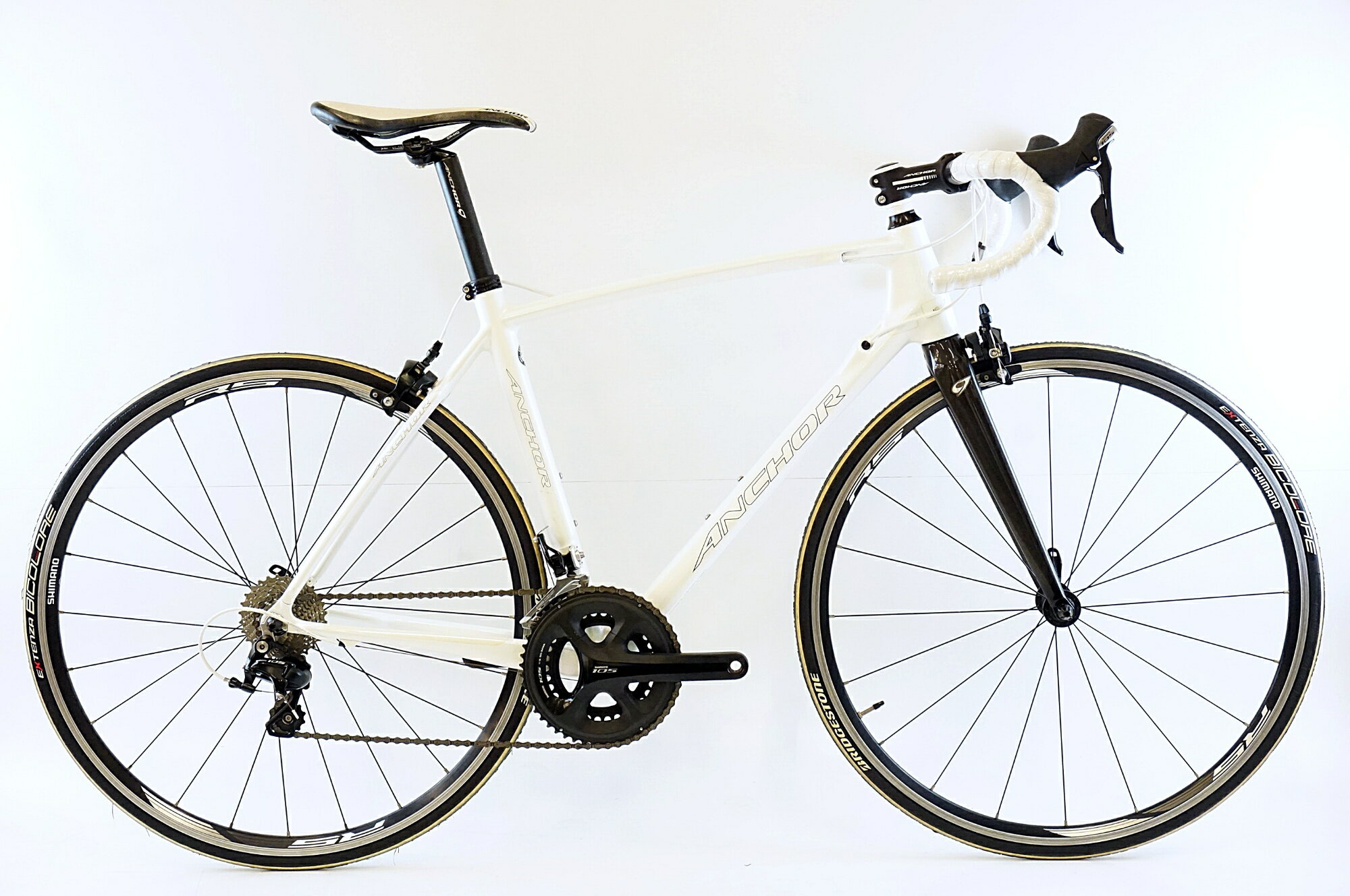 ■商品情報 メーカーサイズ:51 シートチューブ(C-T): 510mm トップチューブ(C-C):550mm(ホリゾンタル換算) 適応身長:170-180cm(目安) 重量:約8.25kg フレーム材質:カーボン フロントフォーク:カーボ...