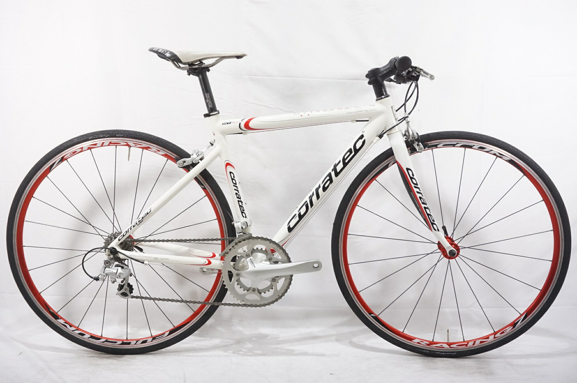 ■商品情報 メーカーサイズ:46 シートチューブ(C-T): 460mm トップチューブ(C-C):480mm(ホリゾンタル換算) 適応身長:160-170cm(目安) 重量:約9.15kg フレーム材質:アルミ フロントフォーク:カーボン...