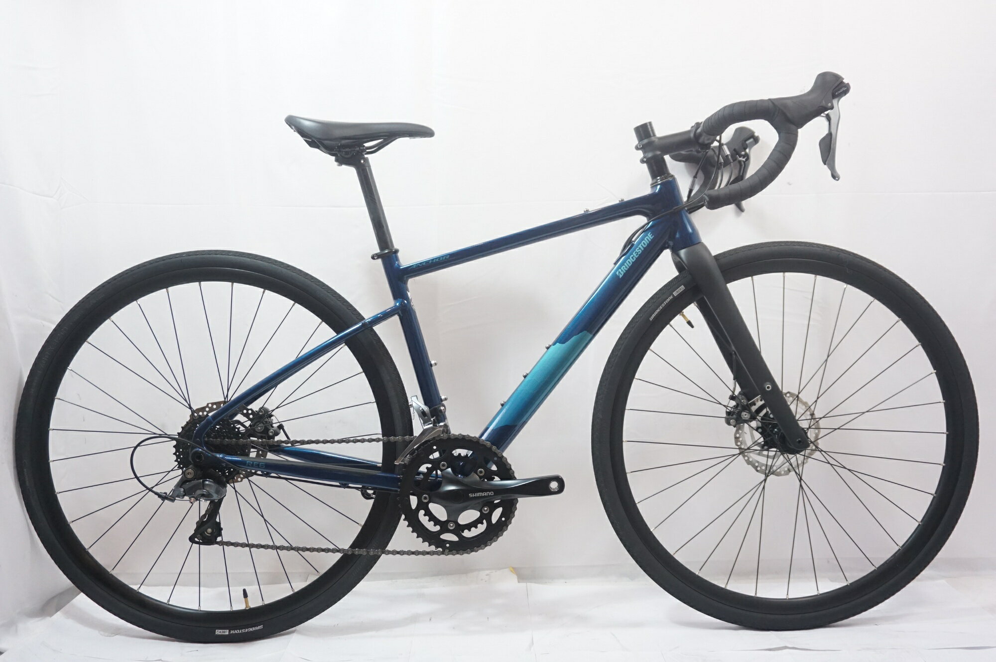 ■商品情報 メーカーサイズ:430 シートチューブ(C-T): 435 トップチューブ(C-C):510 適応身長:154-167 重量:約11.3 フレーム材質:アルミ フロントサスペンションフォーク:カーボン シフター:SHIMANO ...