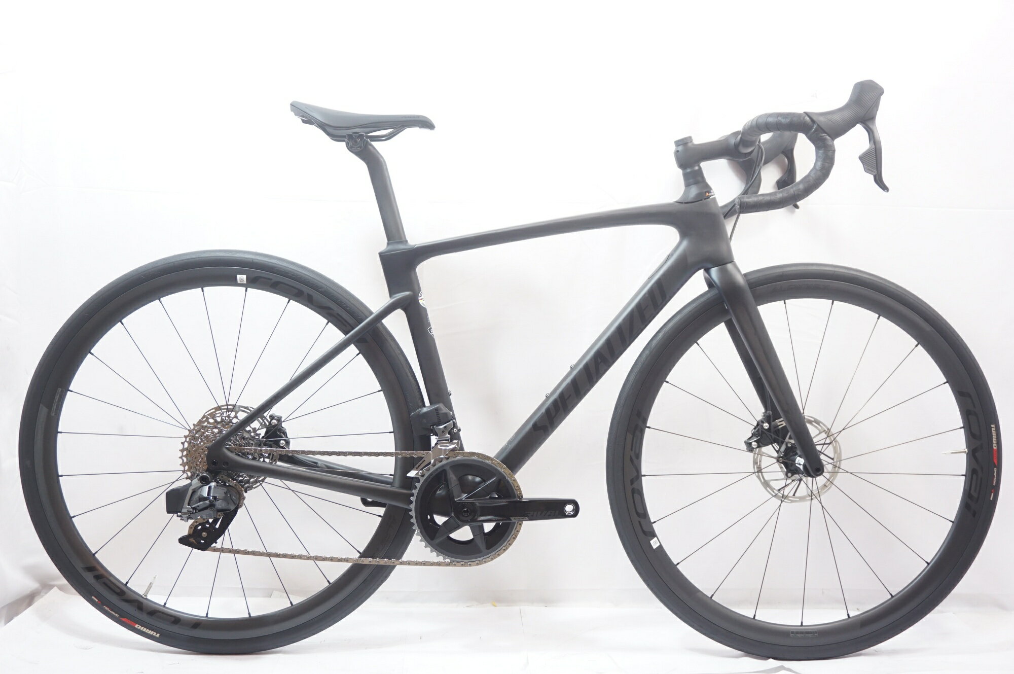 ■商品情報 メーカーサイズ:52 シートチューブ(C-T): 446mm トップチューブ(C-C):533mm(ホリゾンタル換算) 適応身長:163-170cm(目安) 重量:約8.3kg フレーム材質:カーボン フロントフォーク:カーボン...