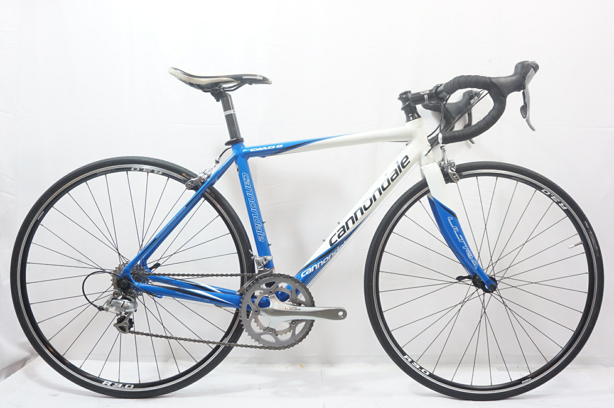 ■商品情報 メーカーサイズ:48 シートチューブ(C-T): 480mm トップチューブ(C-C):495mm(ホリゾンタル換算) 適応身長:160-165cm(目安) 重量:約8.9kg フレーム材質:アルミ フロントフォーク:カーボン ...