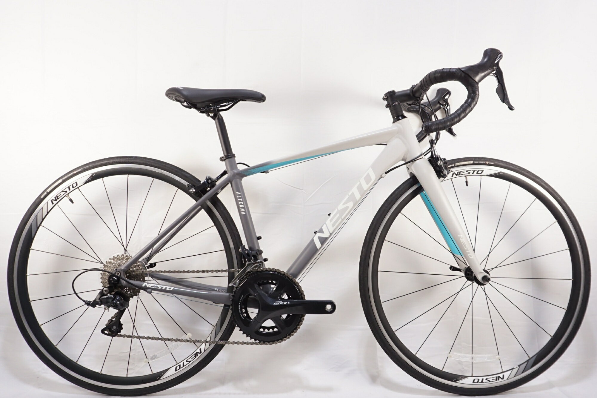 ■商品情報 メーカーサイズ:430 シートチューブ(C-T): 430mm トップチューブ(C-C):515mm(ホリゾンタル換算) 適応身長:150-165cm(目安) 重量:約9.23kg フレーム材質:カーボン フロントフォーク:アル...