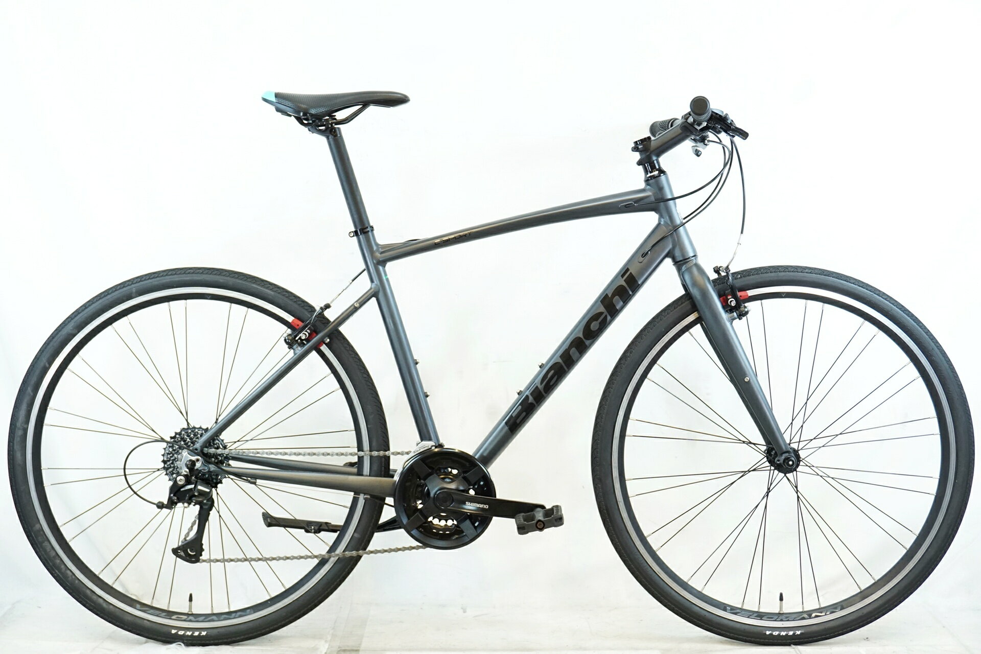 ■商品情報 メーカーサイズ:51 シートチューブ(C-T): 520mm トップチューブ(C-C):565mm(ホリゾンタル換算) 適応身長:175-185cm(目安) 重量:約11.6kg フレーム材質:アルミ フロントフォーク:アルミ ...