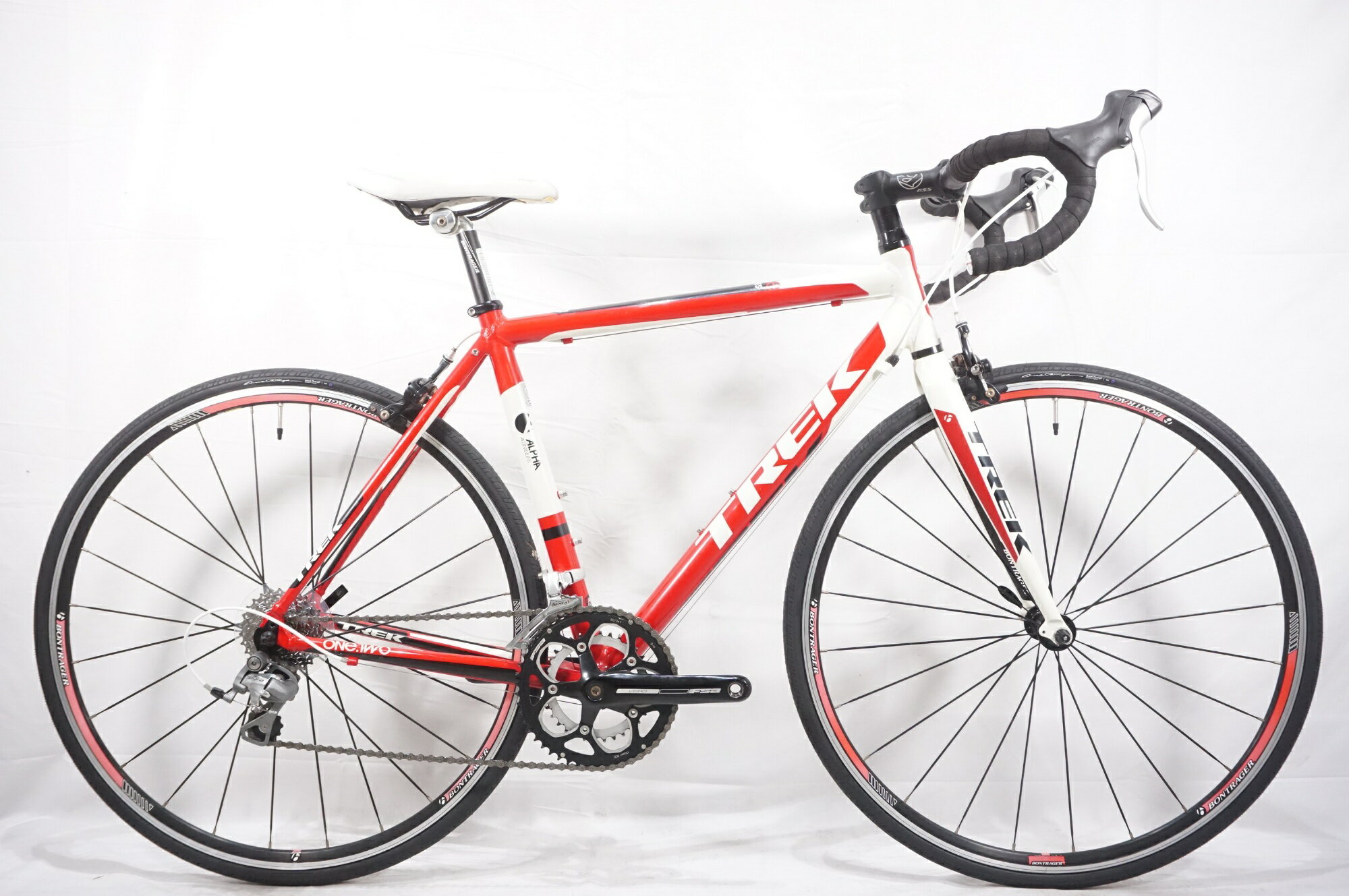 ■商品情報 メーカーサイズ:54 シートチューブ(C-T): 510mm トップチューブ(C-C):525mm(ホリゾンタル換算) 適応身長:170-175cm(目安) 重量:約9.2kg フレーム材質:アルミ フロントフォーク:カーボン ...