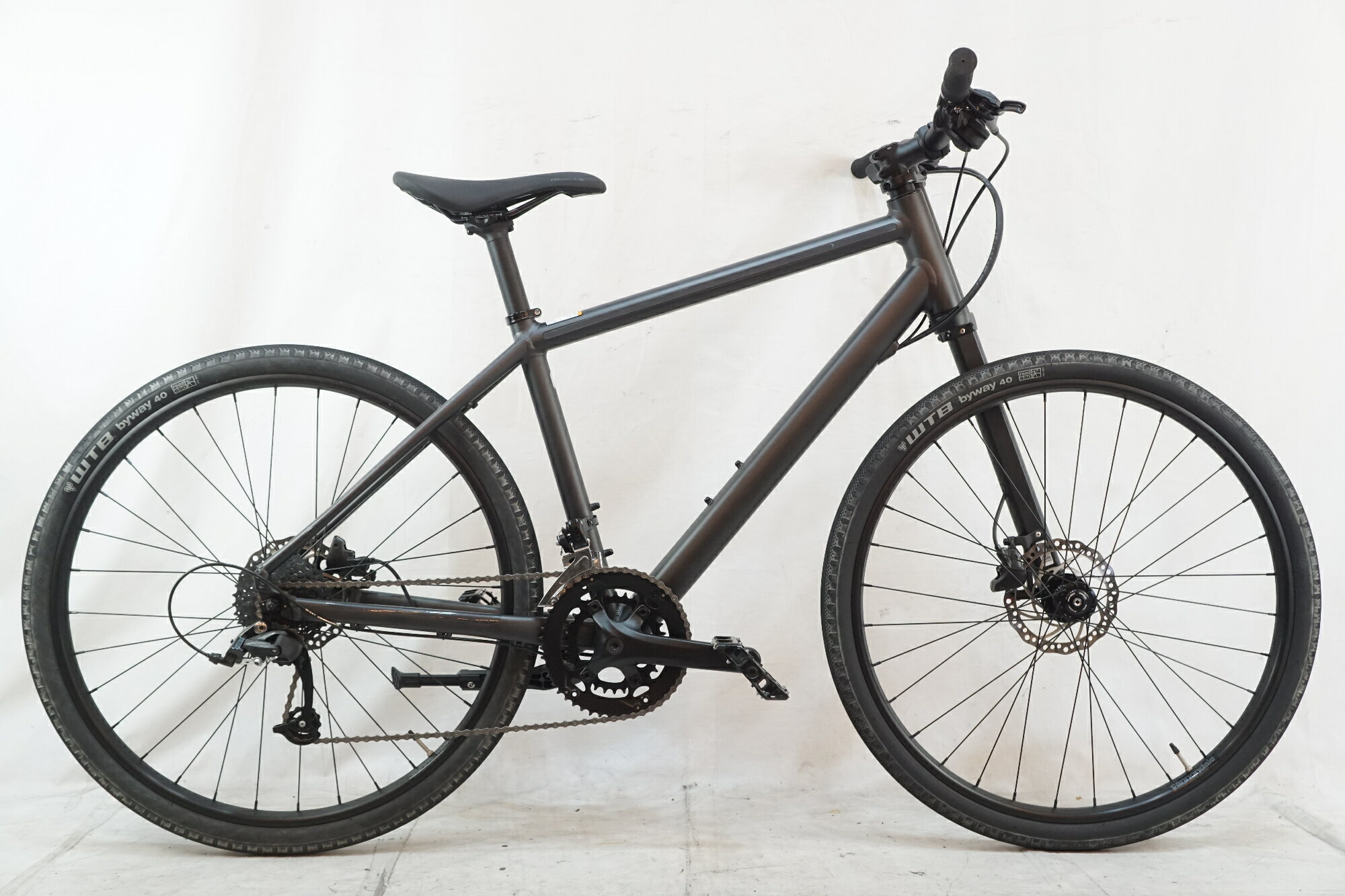 ■商品情報メーカーサイズ:Sシートチューブ(C-T): 450mmトップチューブ(C-C):560mm(ホリゾンタル換算)適応身長:157-167cm(目安)重量:約12.8kgフレーム材質:アルミフロントフォーク:スチールメインコンポ：M...