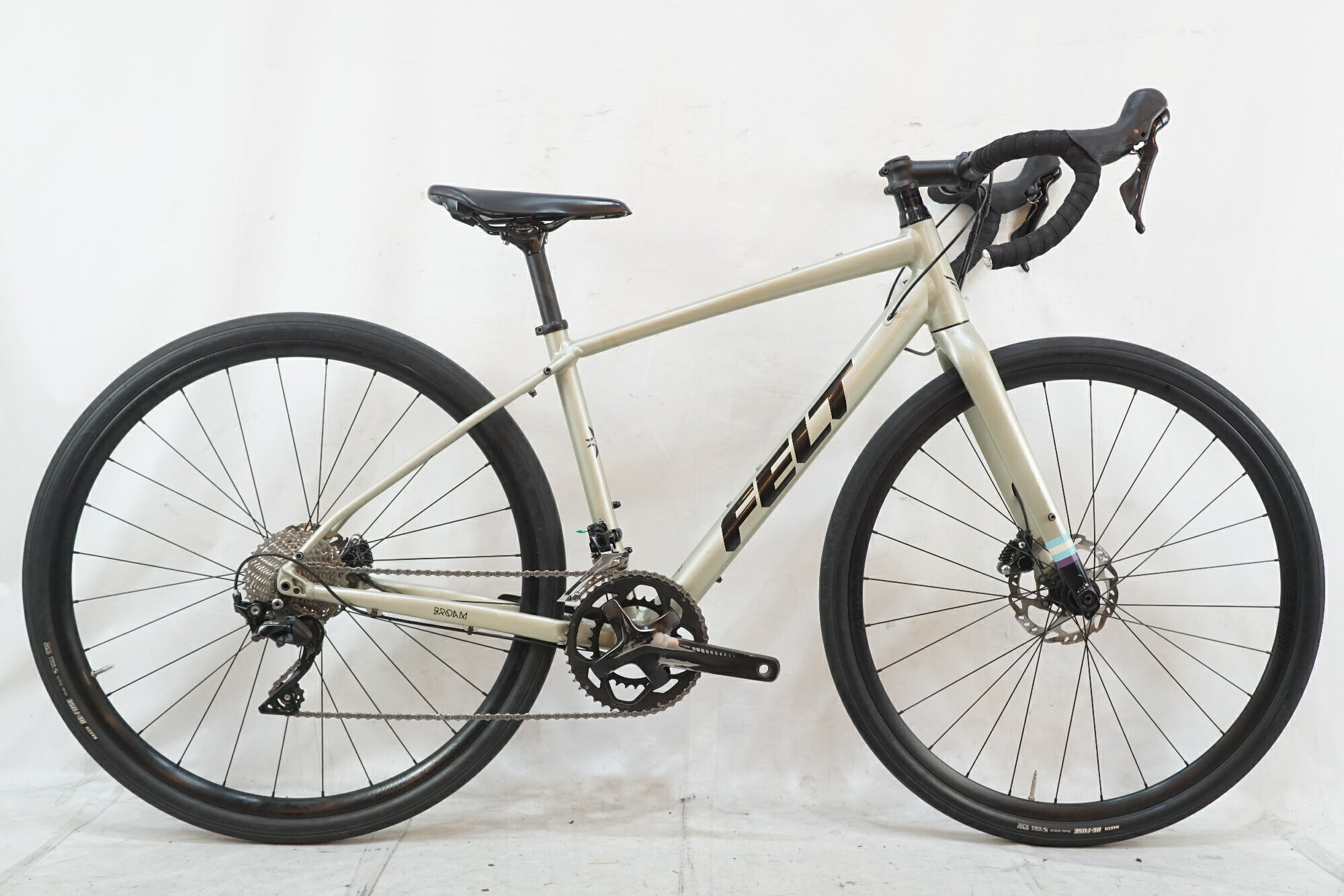 ■商品情報メーカーサイズ:51シートチューブ(C-T): 435mmトップチューブ(C-C):535mm(ホリゾンタル換算)適応身長:160-175cm(目安)重量:約10.8kgフレーム材質:アルミフロントフォーク:カーボンメインコンポ:...