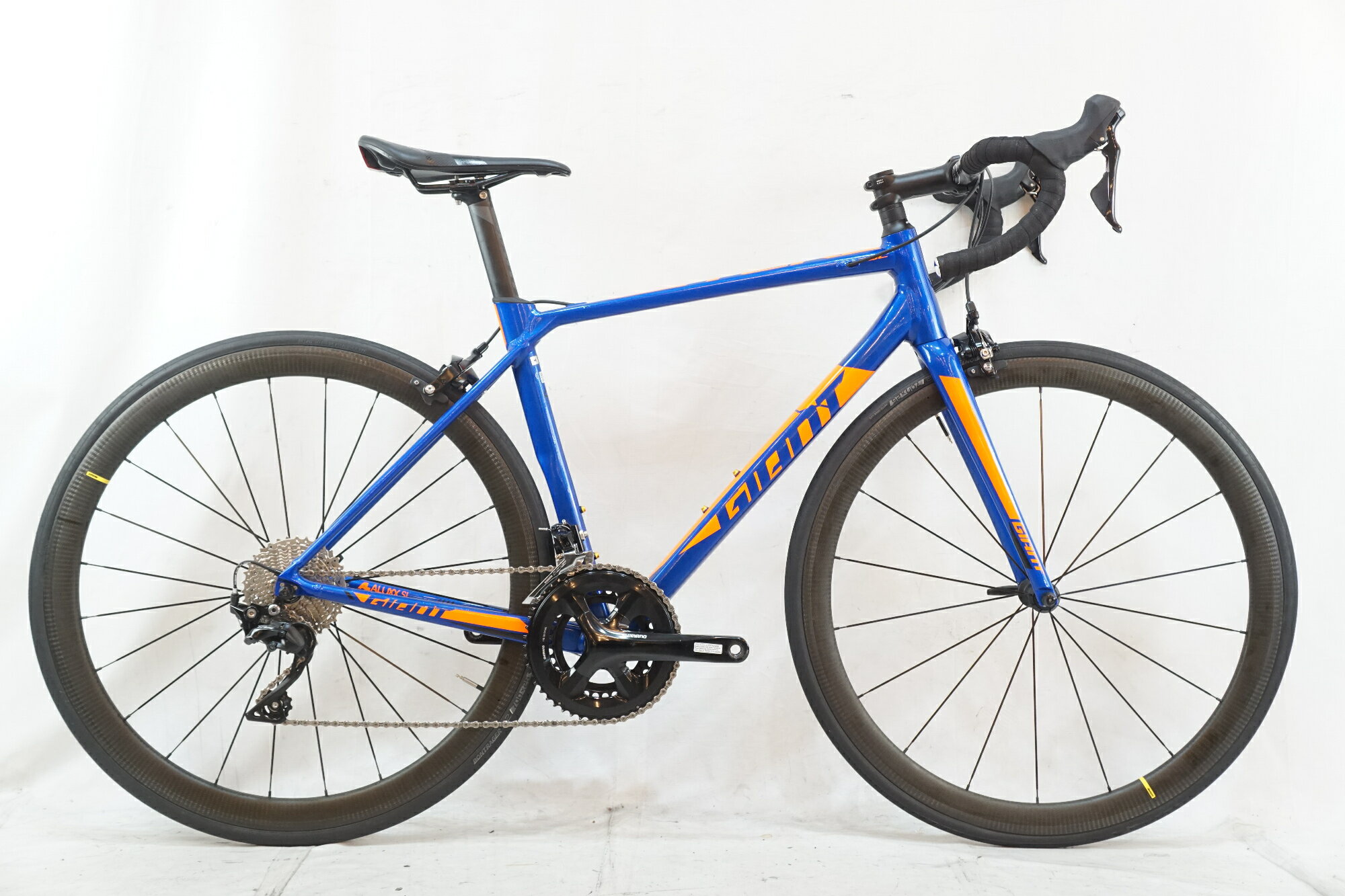 ■商品情報メーカーサイズ:Mシートチューブ(C-T): 470mmトップチューブ(C-C):555mm(ホリゾンタル換算)適応身長:170-185cm(目安)重量:約8.2kgフレーム材質:アルミフロントフォーク:カーボンメインコンポ:SH...