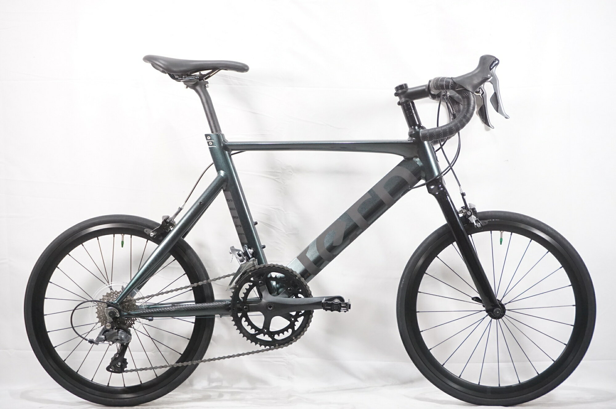■商品情報メーカーサイズ:47シートチューブ(C-T): 470mmトップチューブ(C-C):520mm(ホリゾンタル換算)適応身長:165-175cm(目安)重量:約10.85kgフレーム材質:アルミフロントフォーク:アルミシフター:SH...