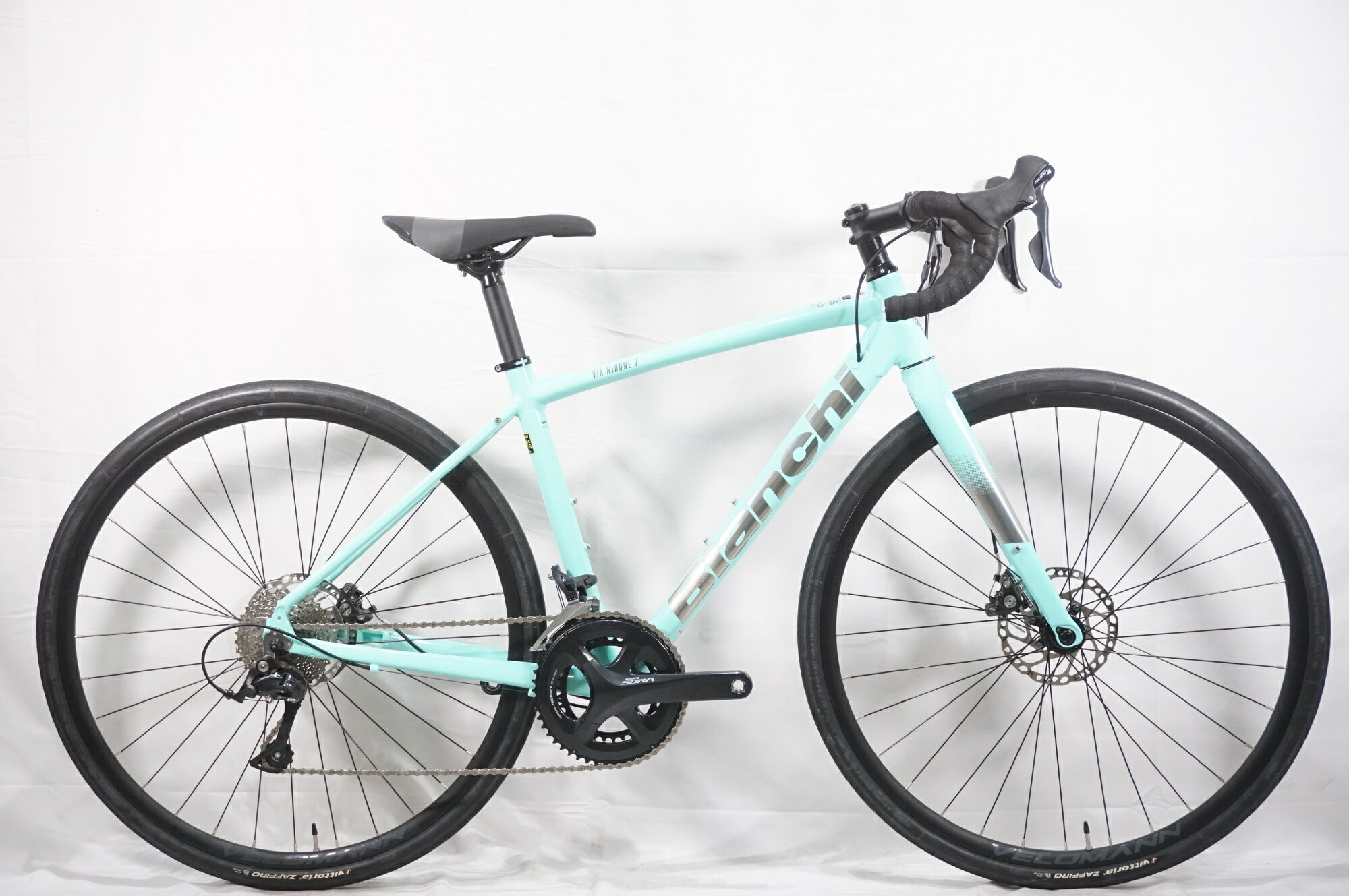 ■商品情報メーカーサイズ:47シートチューブ(C-T): 450mmトップチューブ(C-C):515mm(ホリゾンタル換算)適応身長:160-170cm(目安)重量:約11.2kgフレーム材質:アルミフロントフォーク:カーボンシフター:SH...