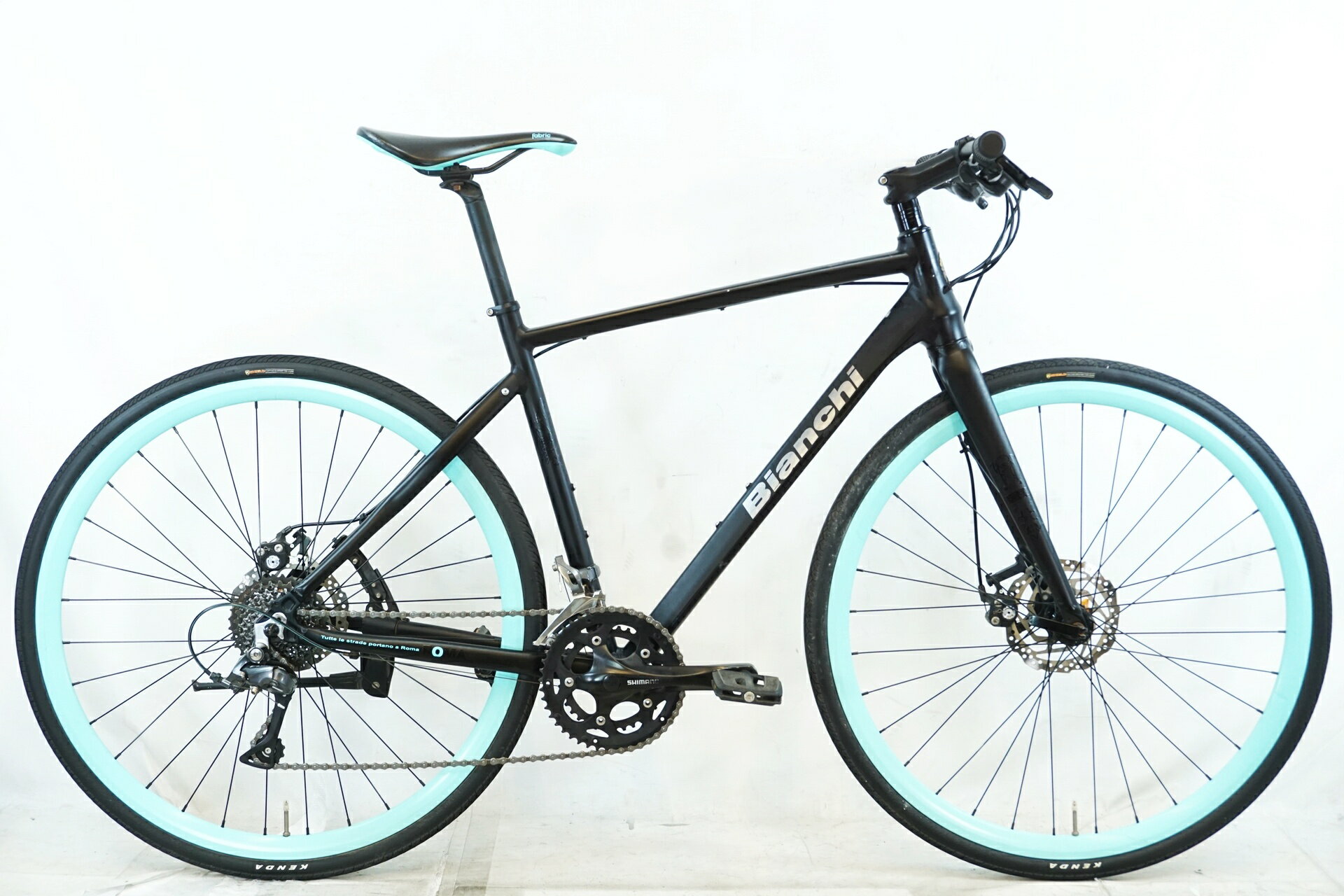 ■商品情報 メーカーサイズ:50 シートチューブ(C-T): 500mm トップチューブ(C-C):555mm(ホリゾンタル換算) 適応身長:165-180cm(目安) 重量:約12.85kg フレーム材質:アルミ フロントフォーク:アルミ...