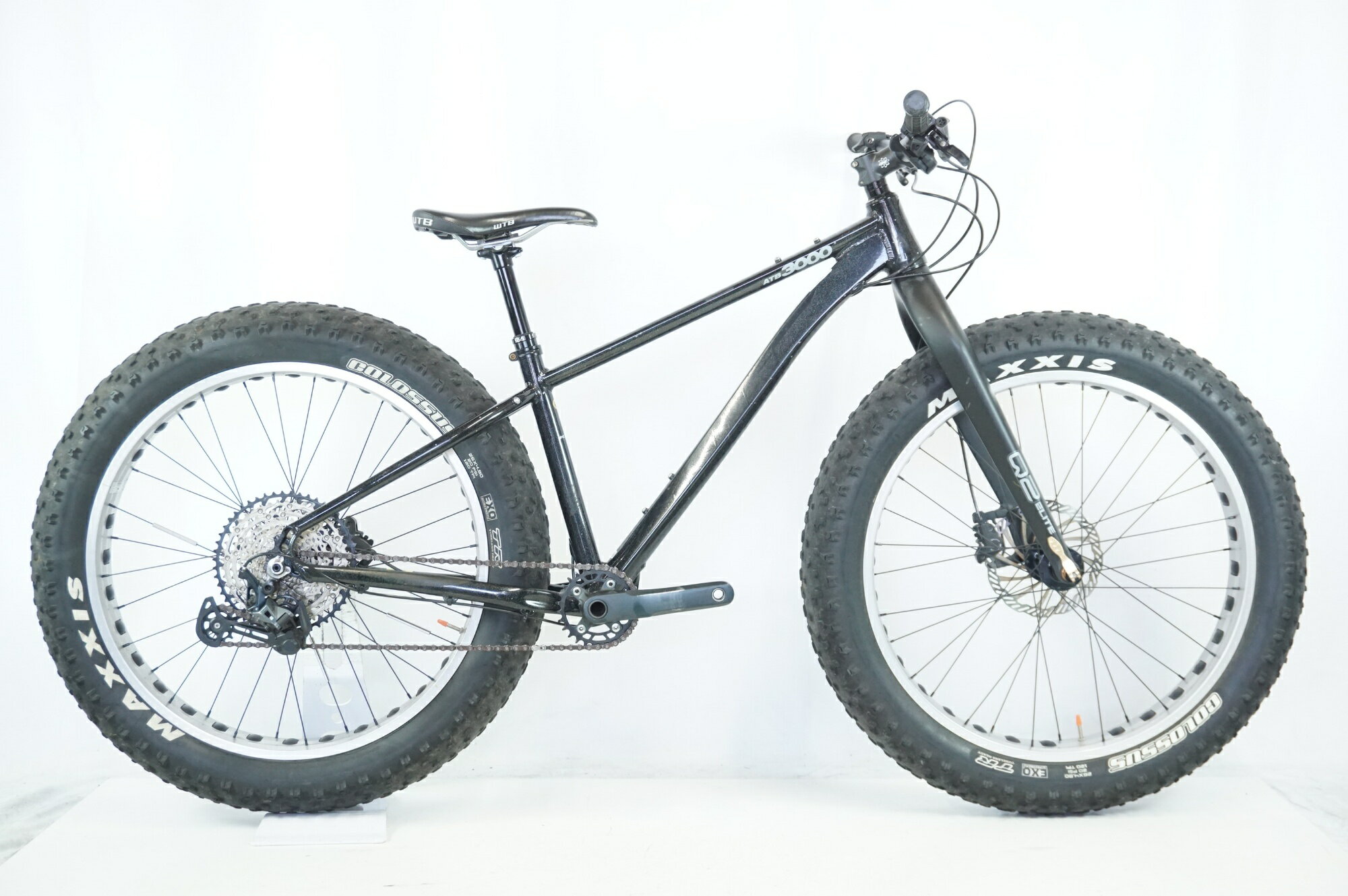 ■商品情報 メーカーサイズ:15 シートチューブ(C-T):381mm トップチューブ(C-C):583mm(ホリゾンタル換算) 適応身長:160-175cm(目安) 重量:約14.6kg フレーム材質:アルミ フロントフォーク:カーボン ...