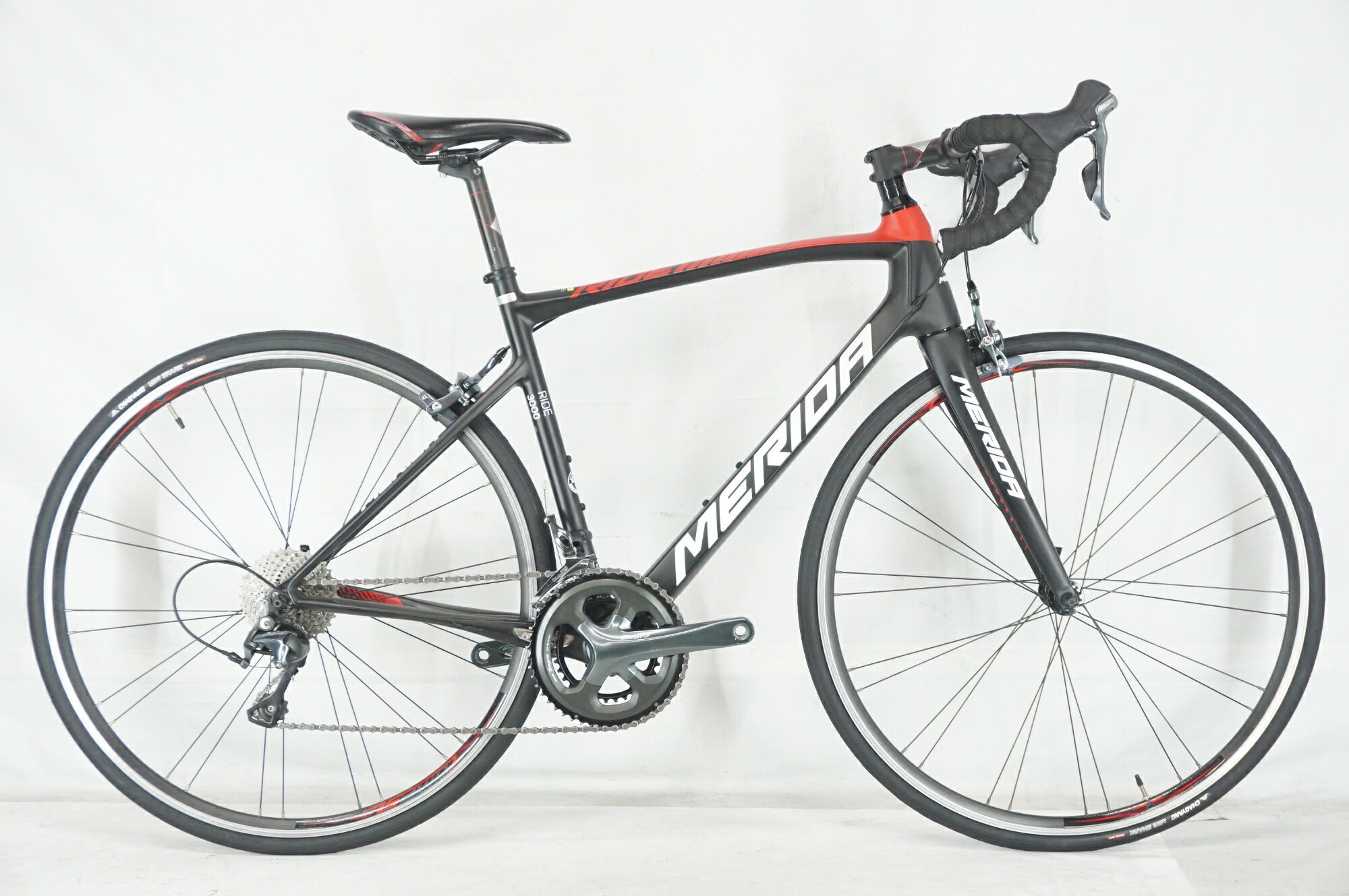 ■商品情報メーカーサイズ:50cmシートチューブ(C-T): 500mmトップチューブ(C-C):530mm(ホリゾンタル換算)適応身長:165-175cm(目安)重量:約8.6kgフレーム材質:カーボンメインコンポ:SHIMANO TIA...