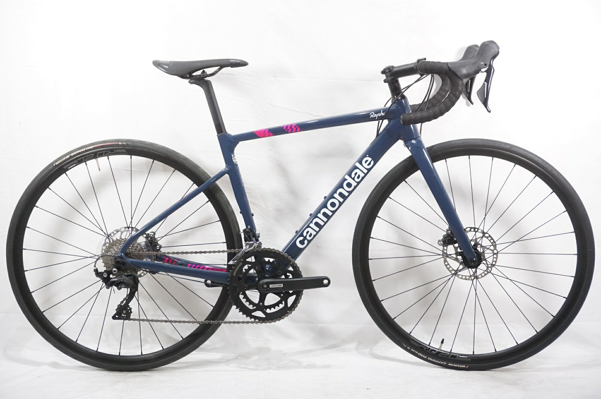 ■商品情報 メーカーサイズ:48 シートチューブ(C-T): 442mm トップチューブ(C-C):520mm(ホリゾンタル換算) 適応身長:160-170cm(目安) 重量:約8.6kg フレーム材質:アルミ フロントフォーク:カーボン ...