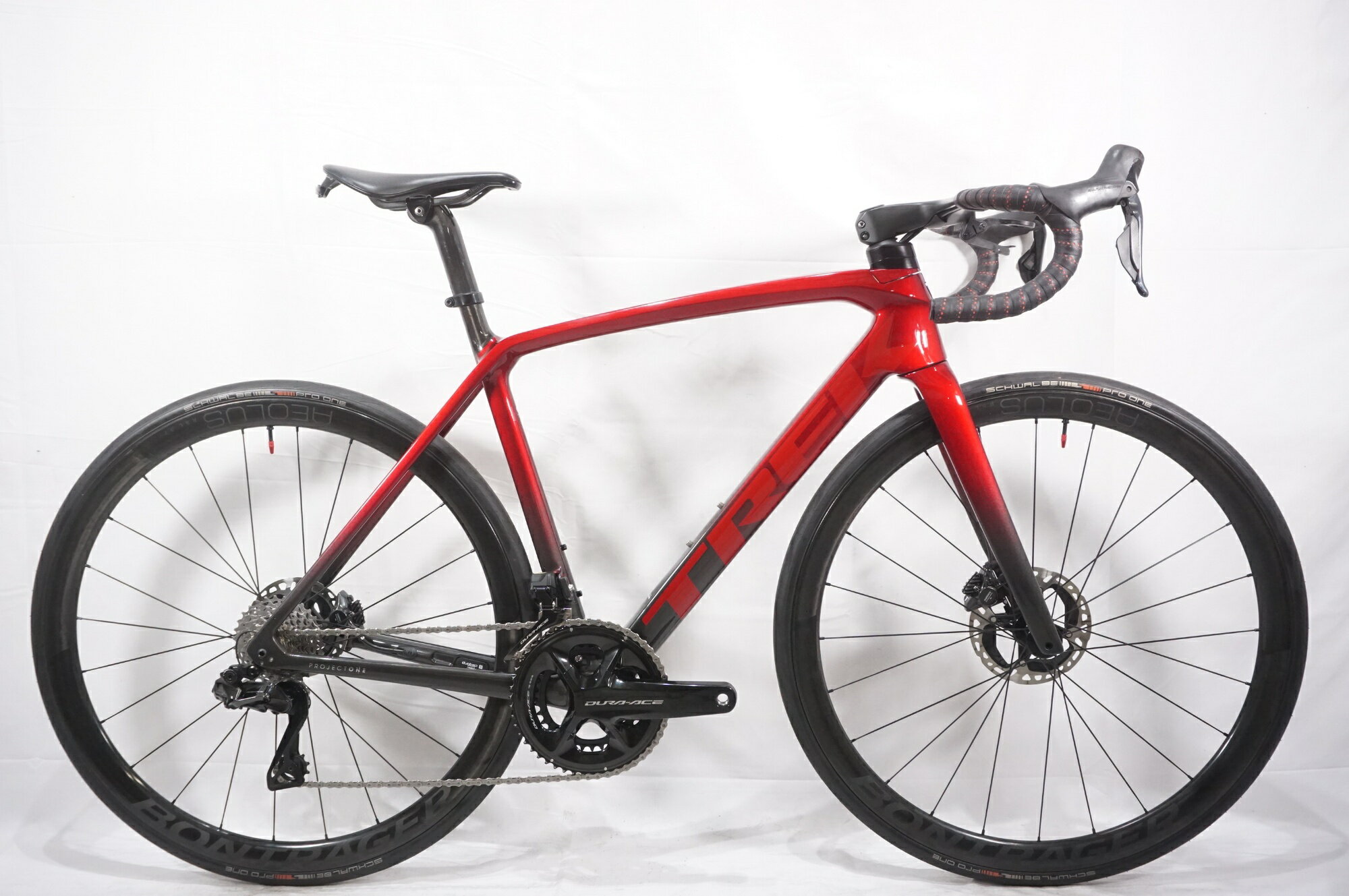■商品情報 メーカーサイズ:54 シートチューブ(C-T): 496mm(カタログ値) トップチューブ(C-C):543mm(ホリゾンタル換算) 適応身長:172-177cm(目安) 重量:約6.84kg フレーム材質:カーボン フロントフ...
